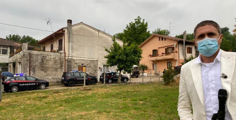 Dramma sfiorato a Ceccano, troupe di Striscia aggredita con pugni, sassi e bastoni. Il video di ...