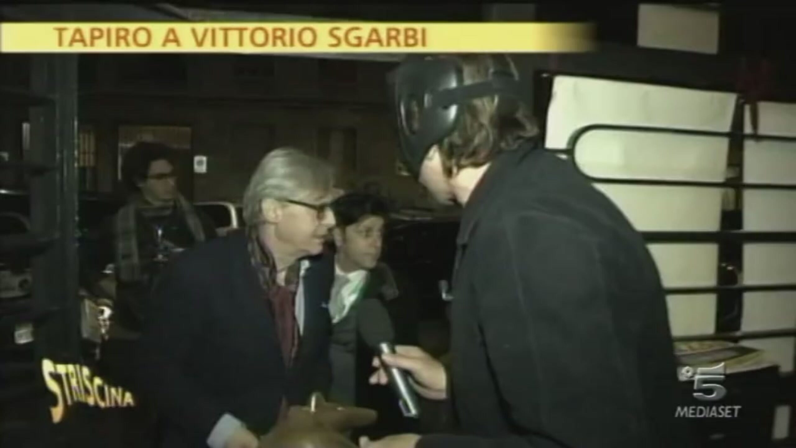 Tapiro a Vittorio Sgarbi - Striscia la notizia