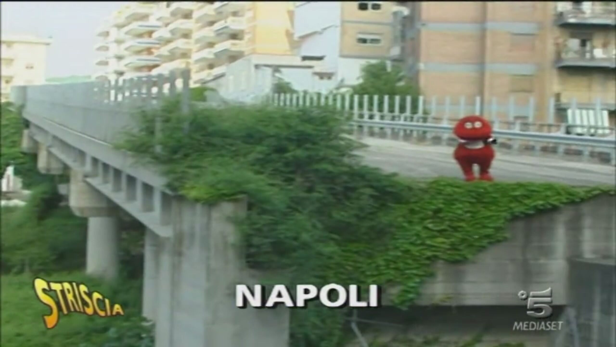 Gabibbo sul ponte - Striscia la notizia