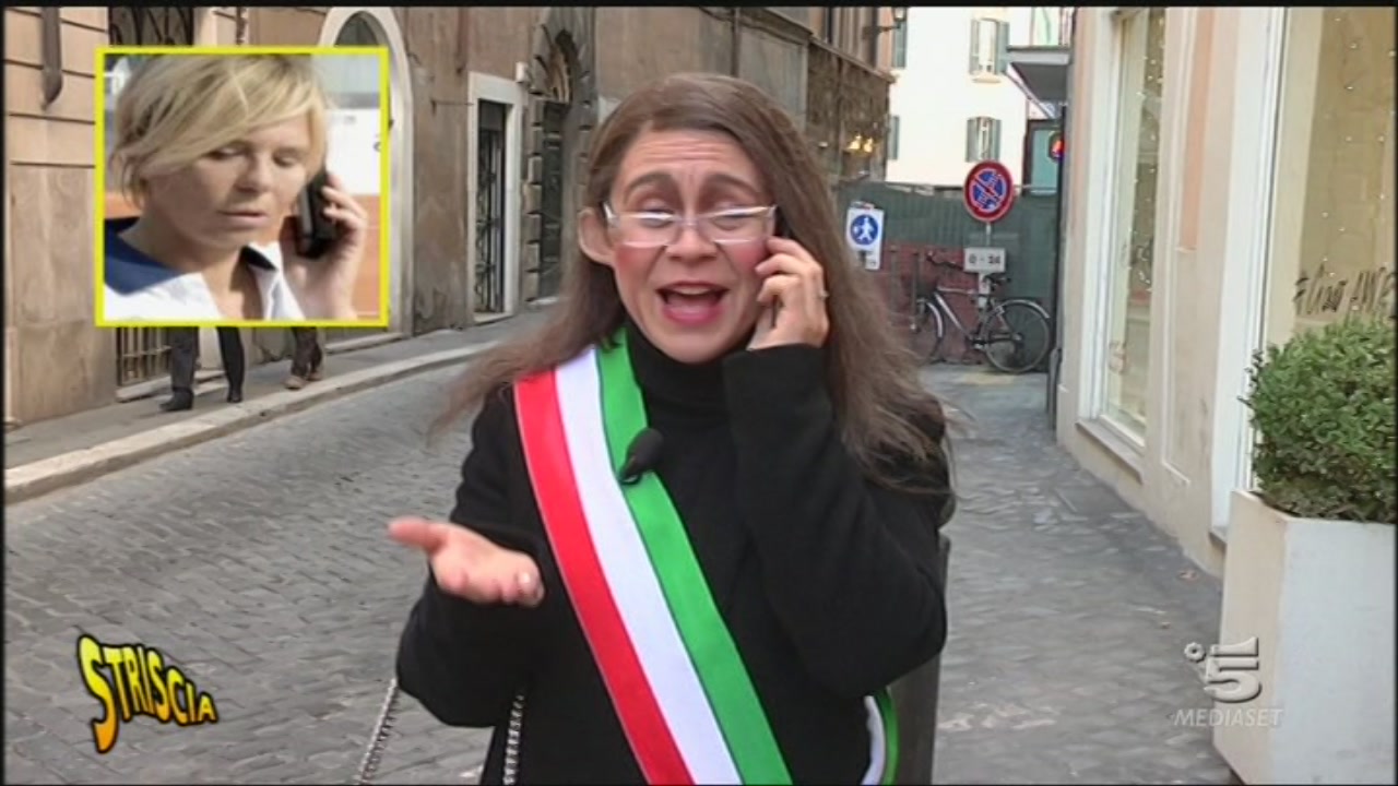 La mamma de Virginia e le buche di Roma - Striscia la notizia