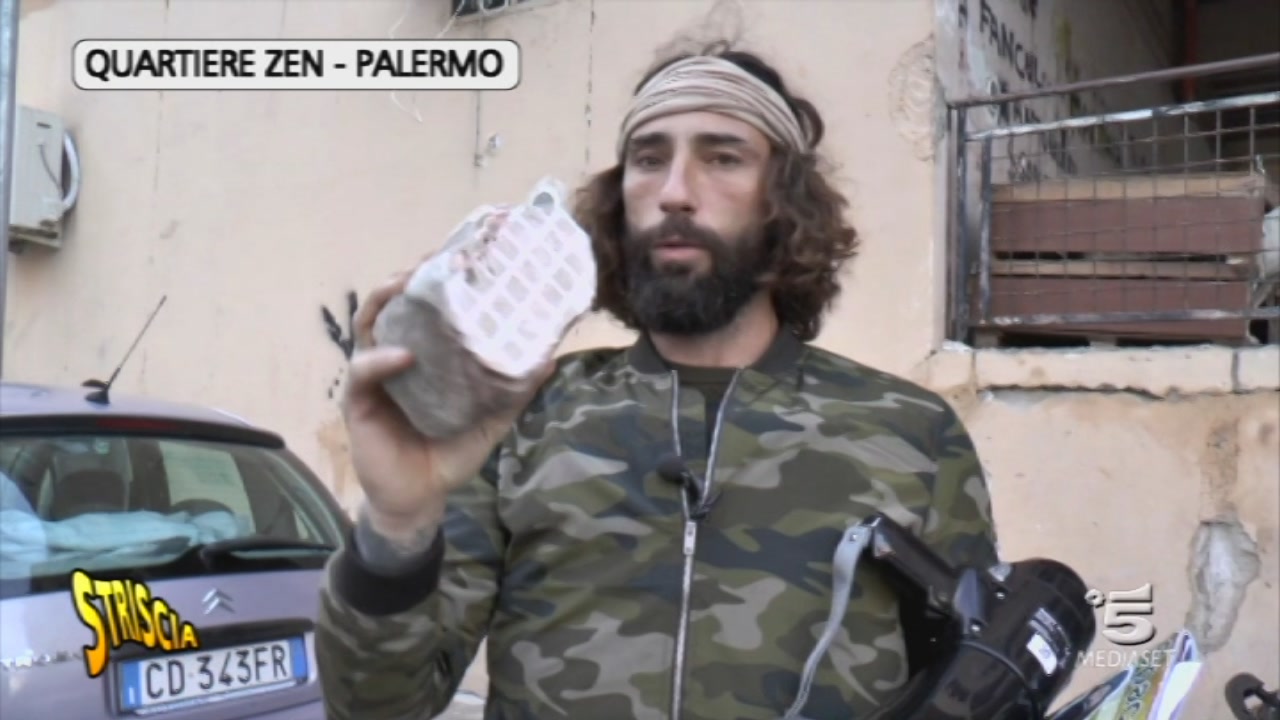 Aggressione a Brumotti allo Zen di Palermo - Striscia la notizia