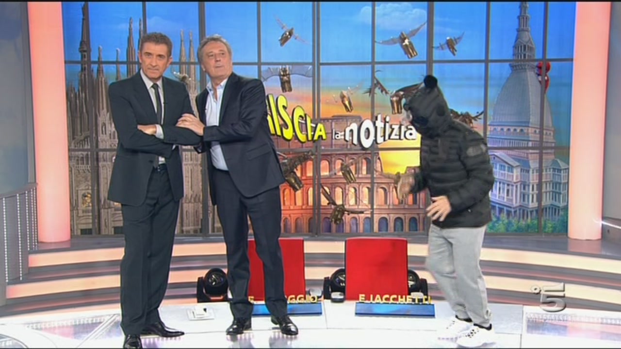 Ingresso di Ezio ed Enzo - Striscia la notizia