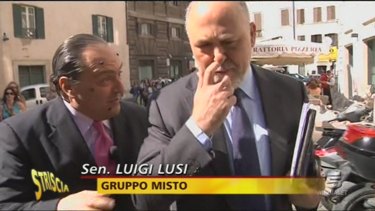 Vespa vs Lusi - Striscia la notizia