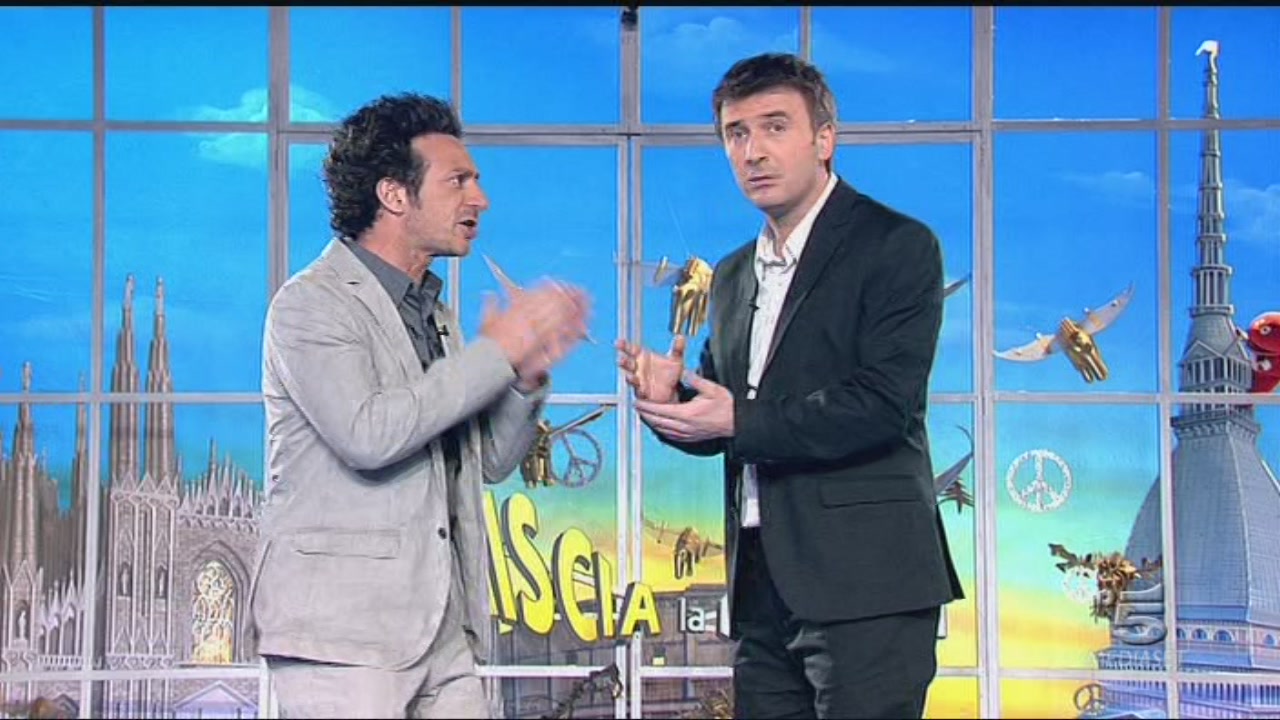 Entrata in studio di Ficarra e Picone - Striscia la notizia