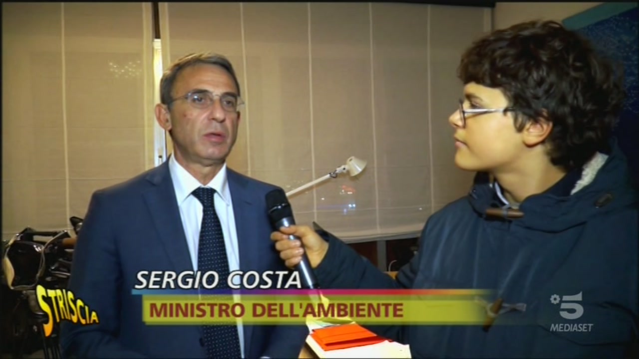 Le cicche di sigaretta e una promessa - Striscia la notizia