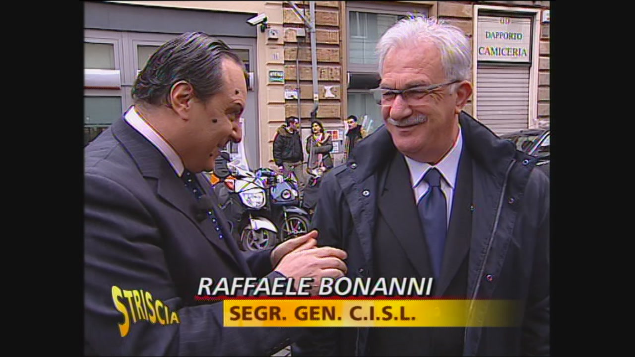 ‘Vespa a Vespa’ con Bonanni - Striscia la notizia