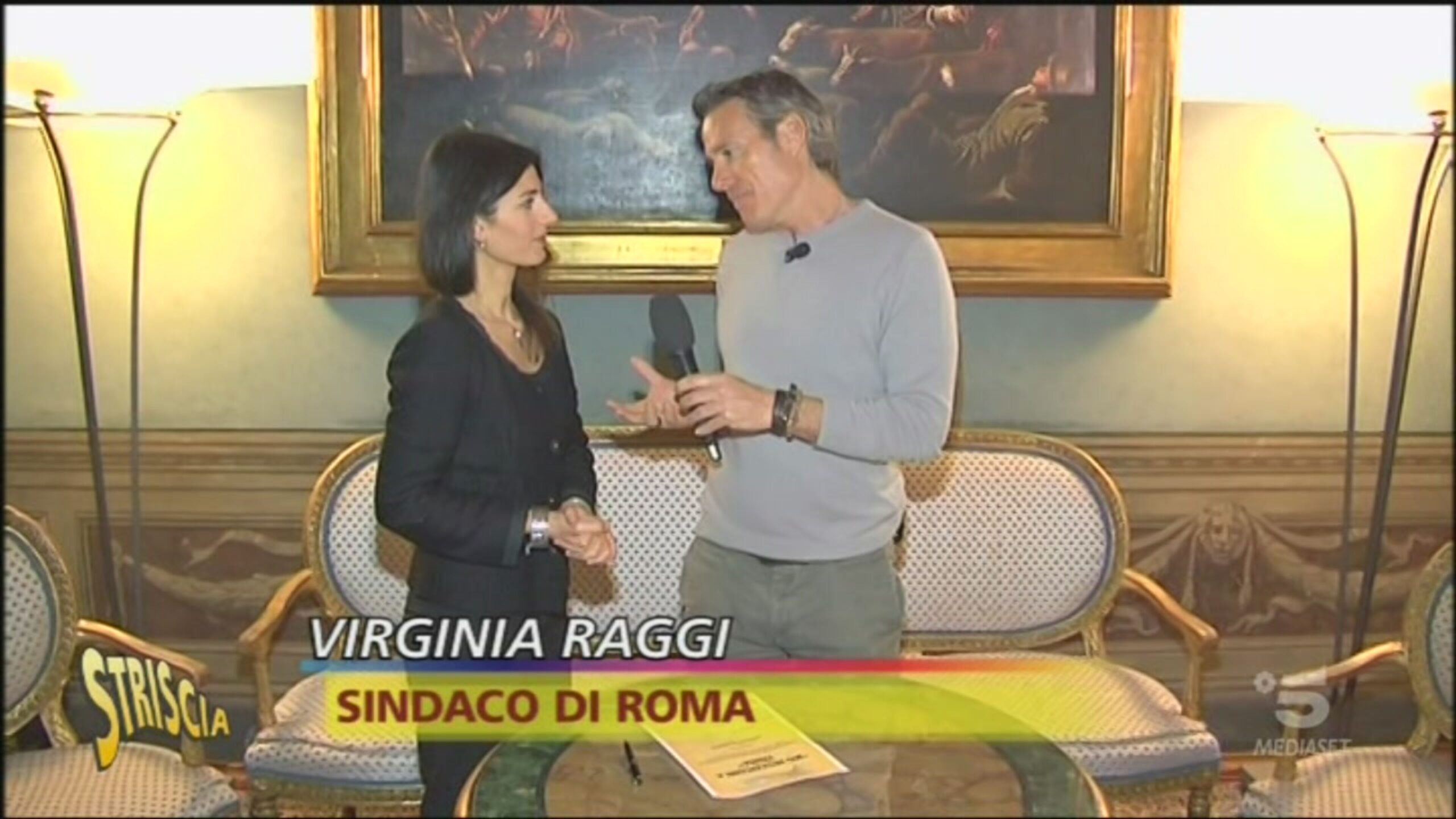 Mozziconi, Jimmy Ghione intervista Virginia Raggi - Striscia la notizia