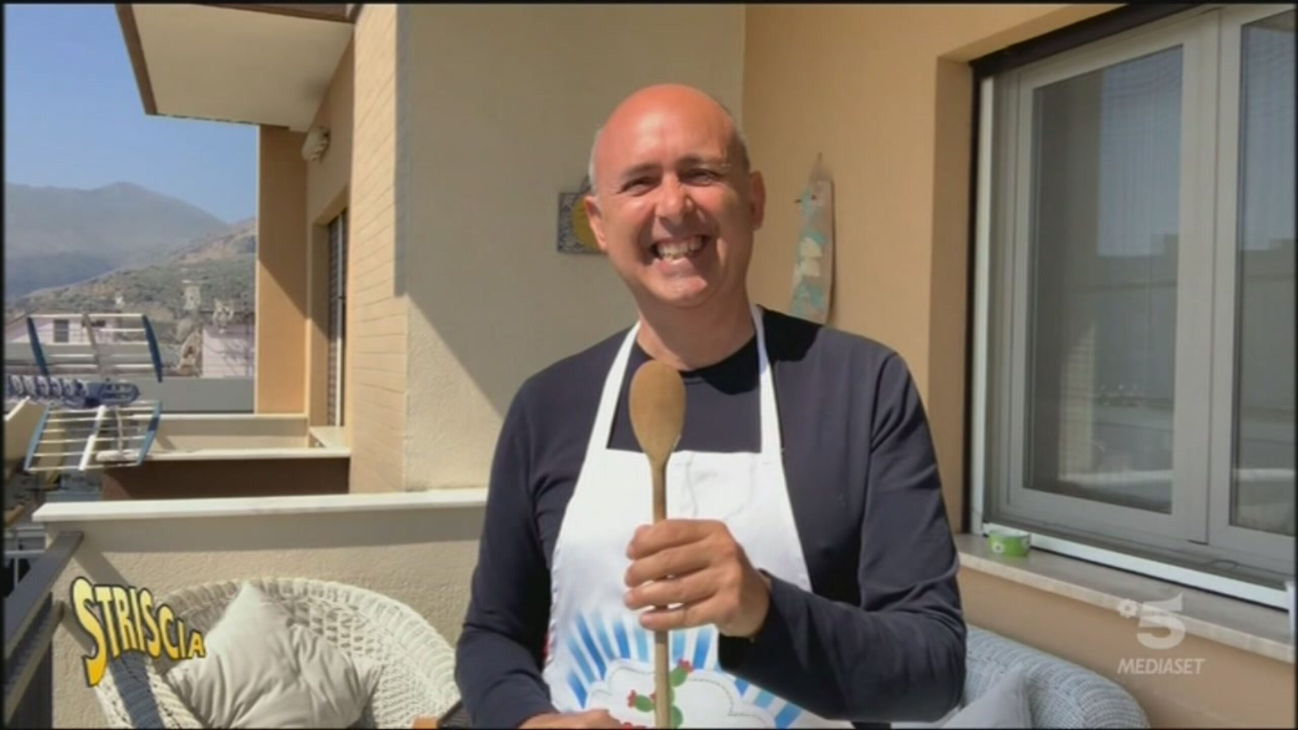Chef Sasà e la grigliata fuoriporta(finestra) - Striscia la notizia
