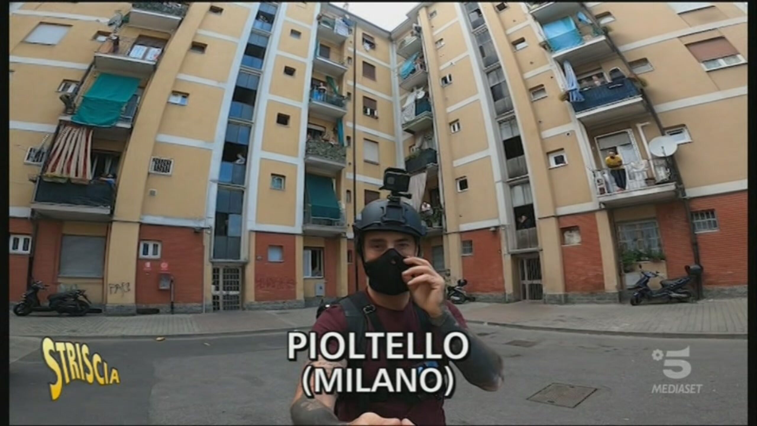 Droga a Pioltello, Brumotti accolto con insulti e sassi - Striscia la ...