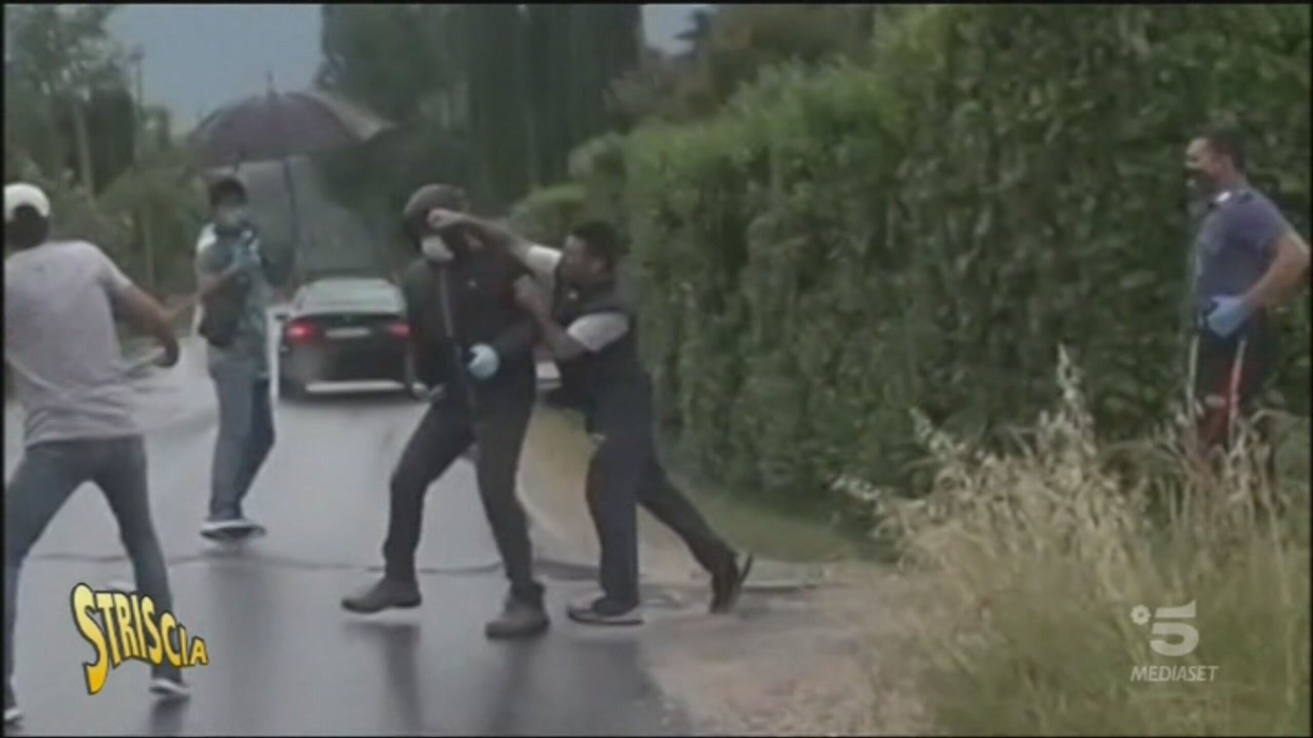 Aggressione a Moreno Morello e alla sua troupe, il video - Striscia la notizia