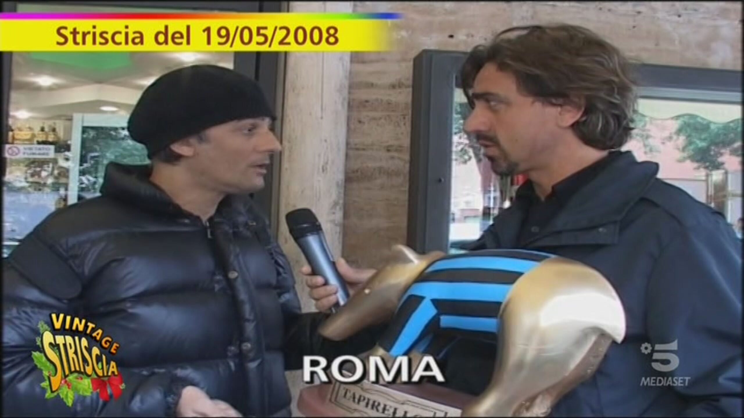 Striscia vintage, Fiorello consegna il Tapiro a Staffelli - Striscia la ...