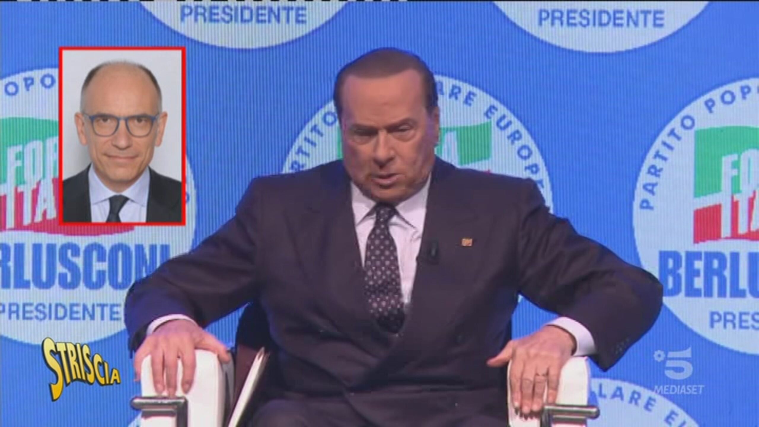 Berlusconi imita Letta, ma sembra il Gabibbo - Striscia la notizia Berlusconi imita Letta, ma sembra il Gabibbo - Striscia la notizia