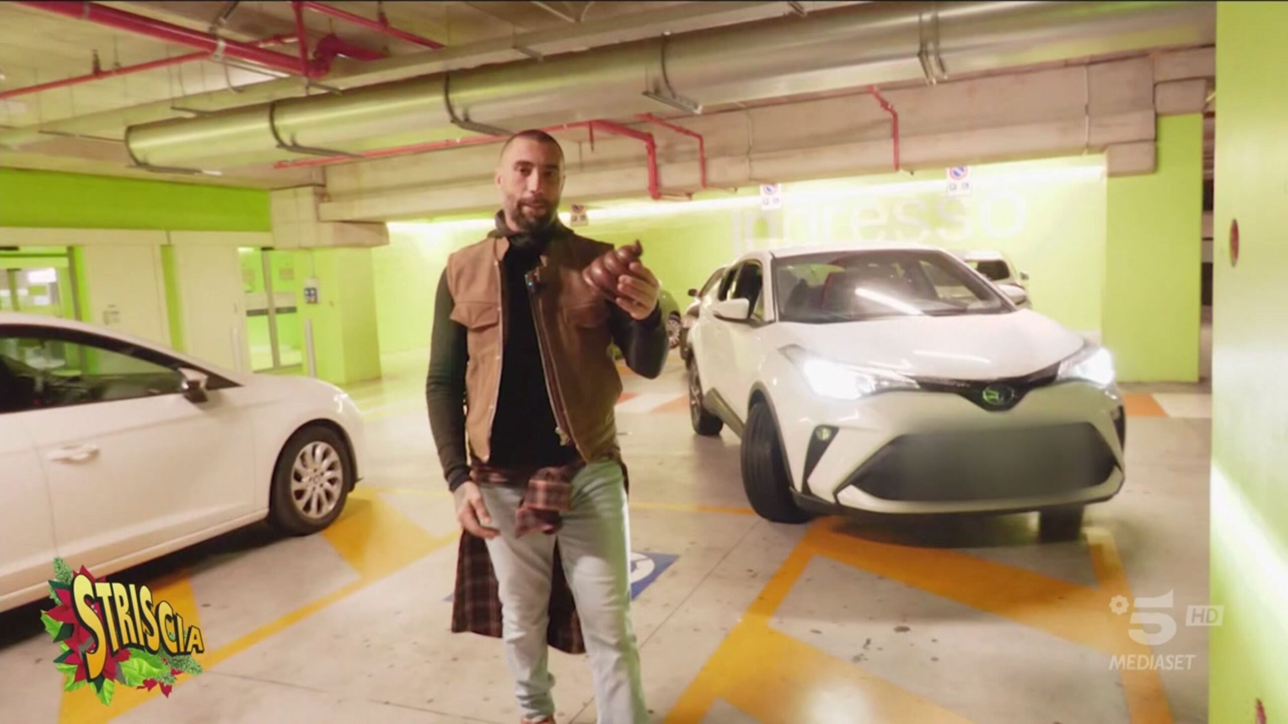 Che figura! Brumotti a Roma dimostra il potere della cacca - Striscia ...