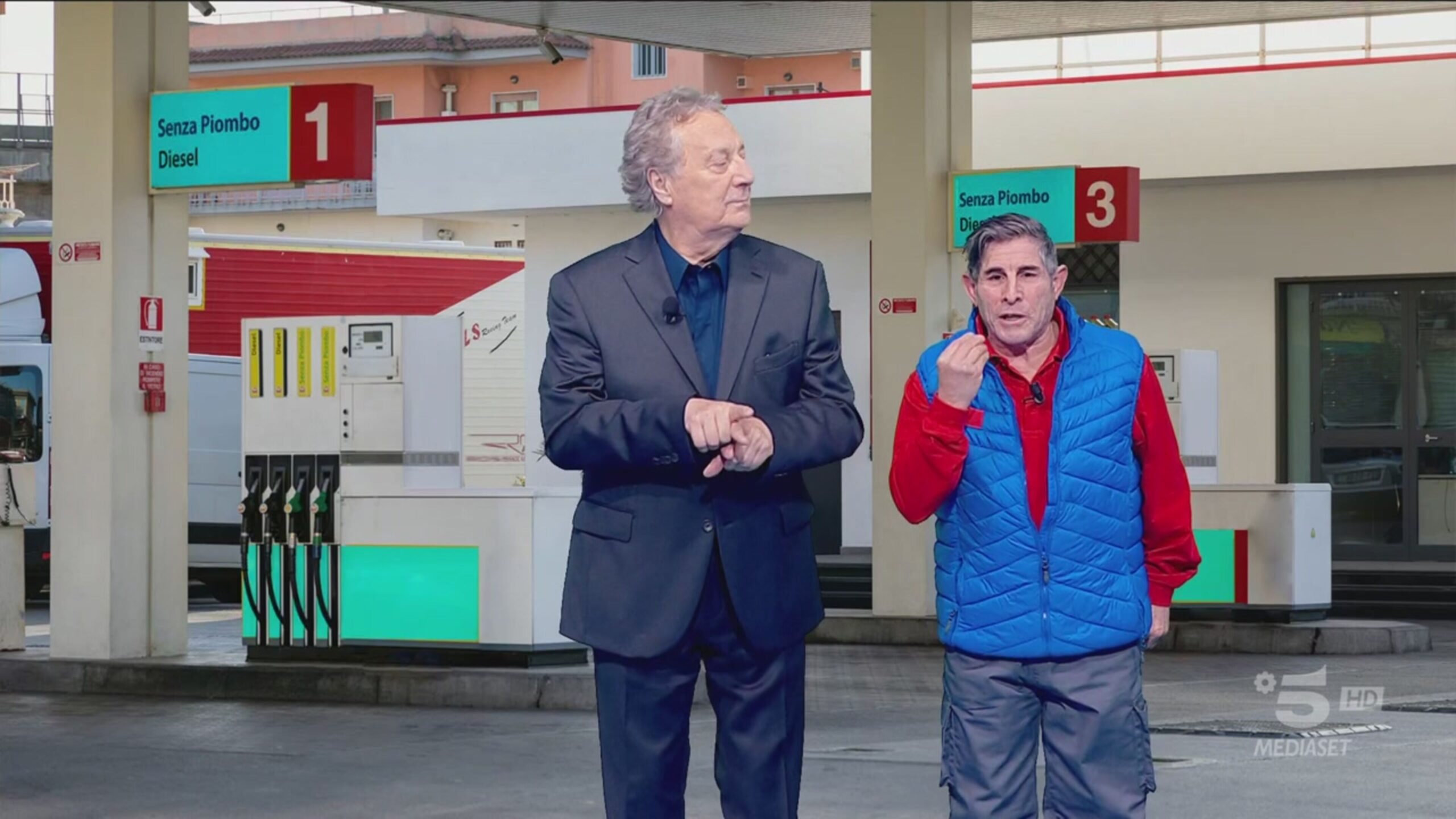 Sciopero dei benzinai? La risposta elettrica di Enzino - Striscia la ...