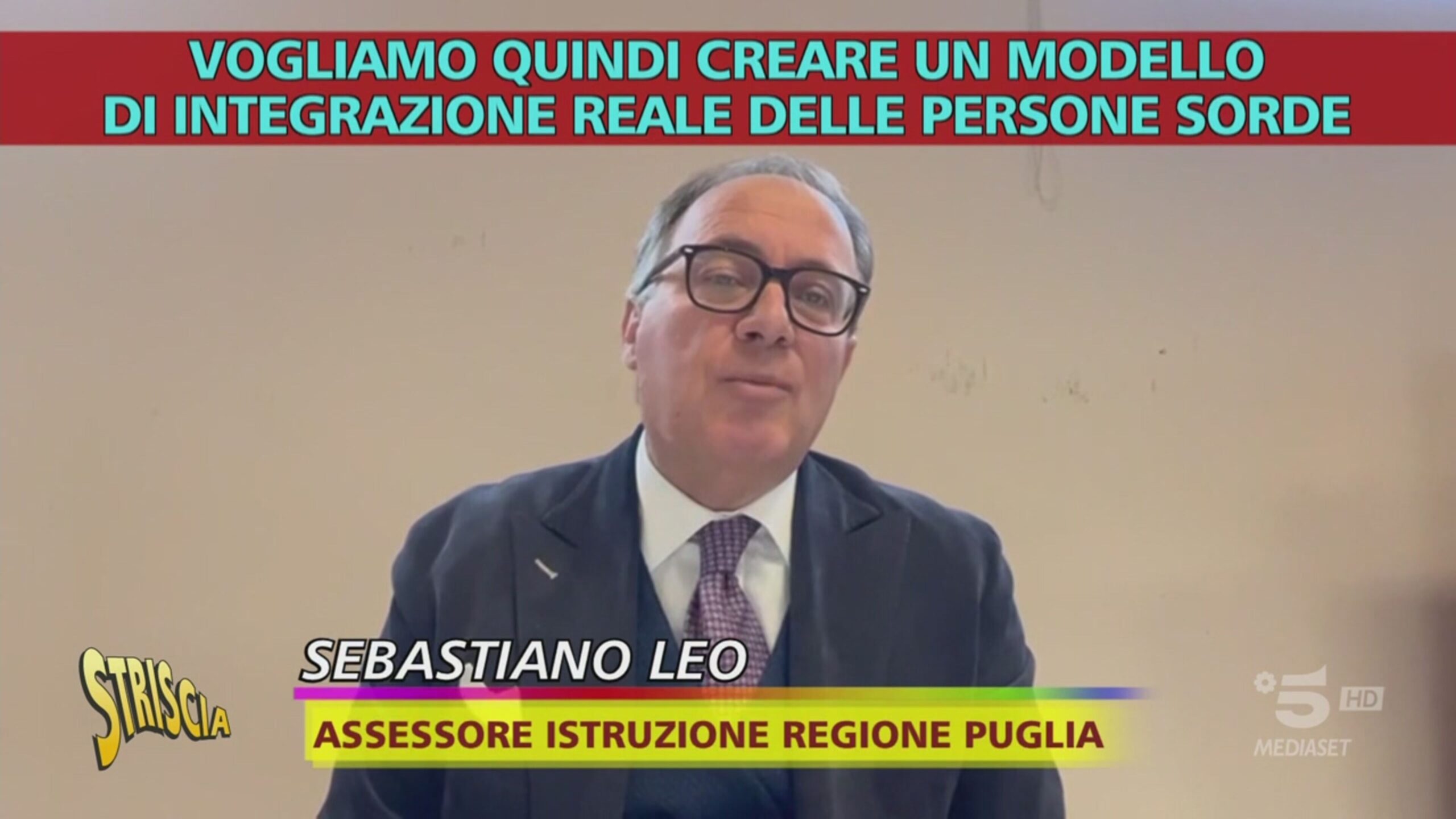 La Puglia insegna la lingua dei segni a tutti i bambini - Striscia la ...