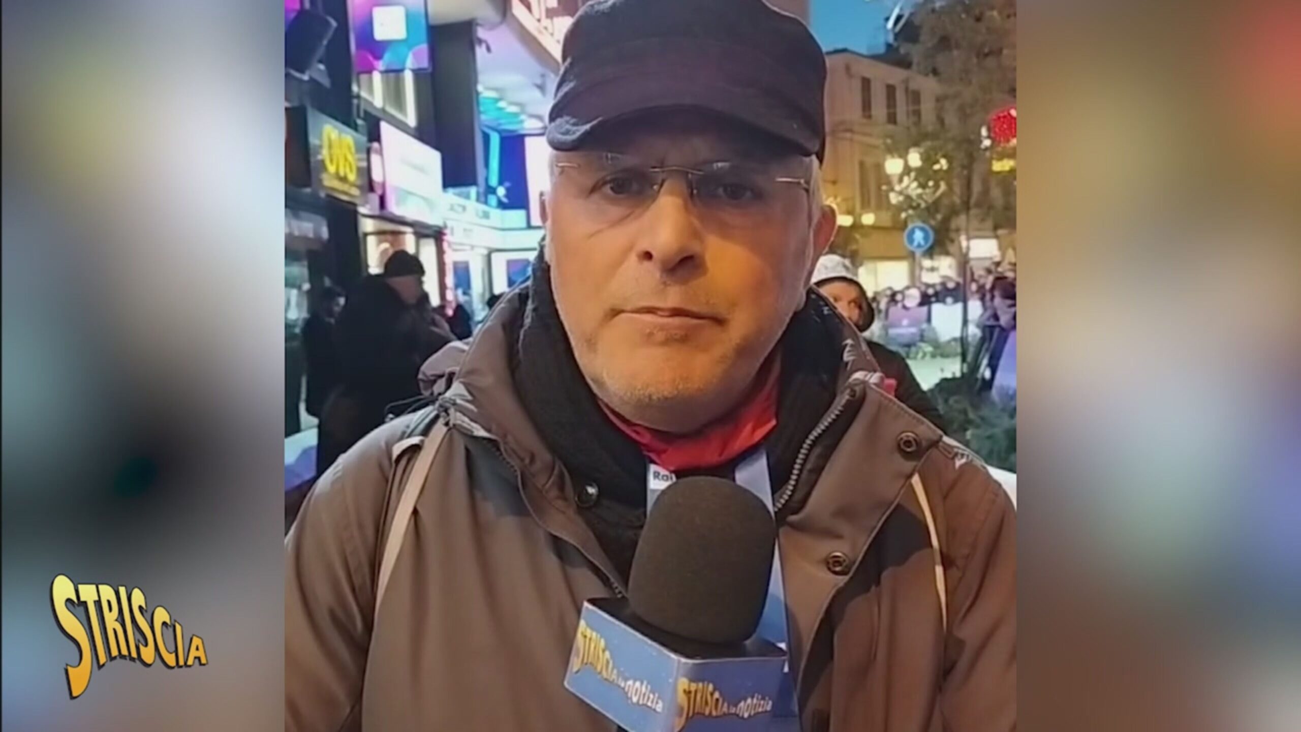 Enrico Lucci: “Sanremo è…” - Striscia la notizia