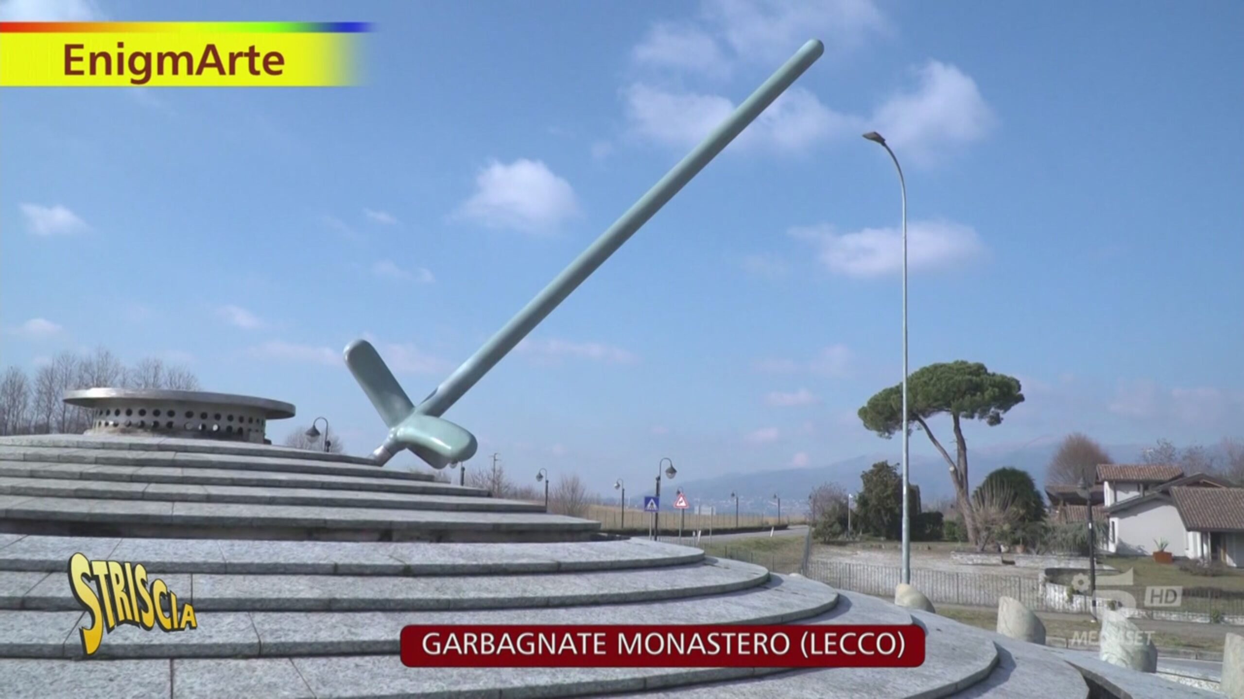 A EnigmArte la spada nella roccia di Garbagnate Monastero - Striscia la ...
