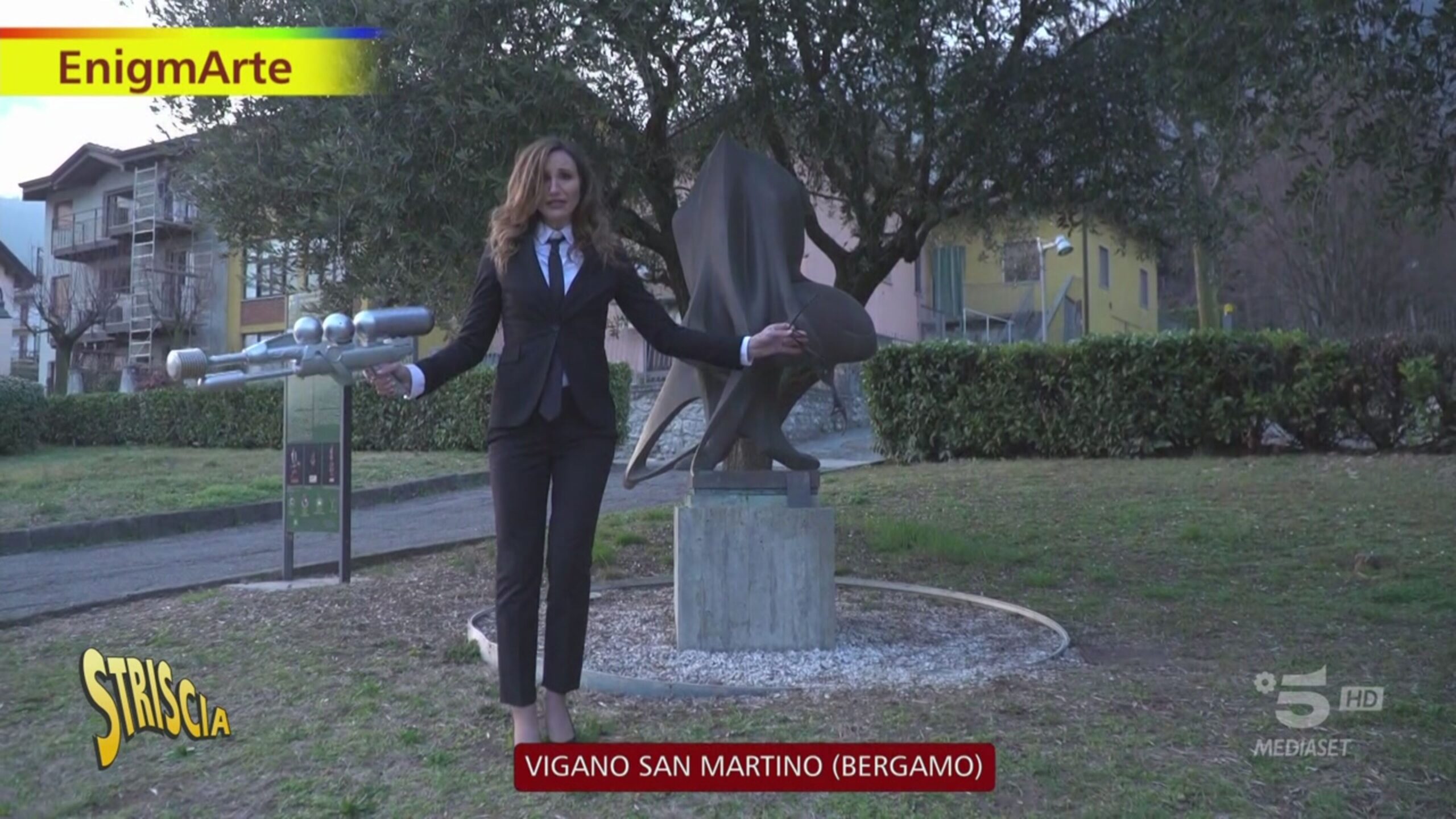 “EnigmArte”: il monumento alieno di Vigano San Martino - Striscia la ...