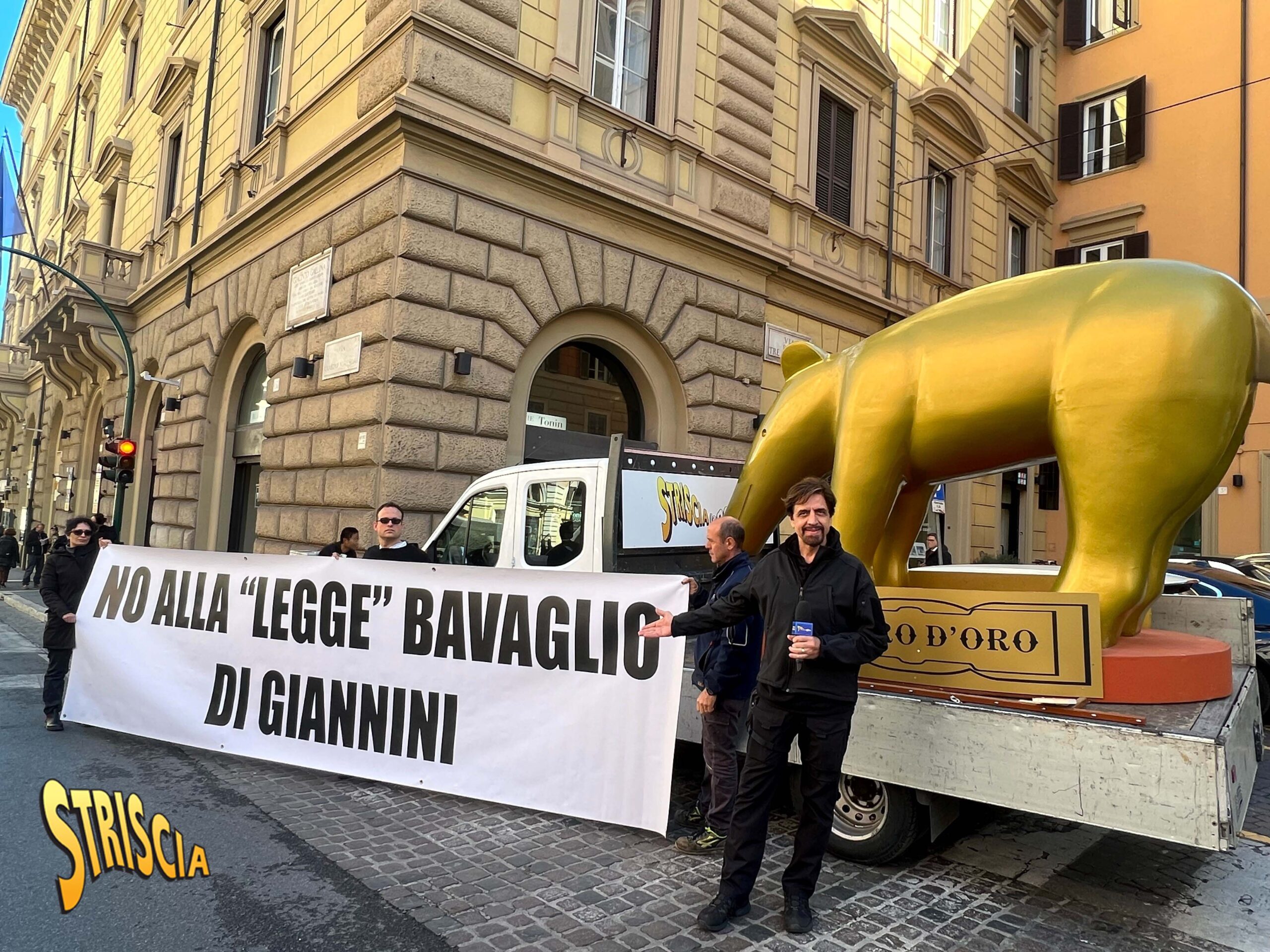 Stasera a Striscia c’è un Tapirone per il direttore de La Stampa ...
