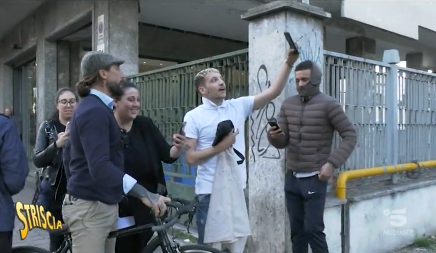 Aggressione razzista: condannati i trapper Jordan e Traffik - Striscia ...