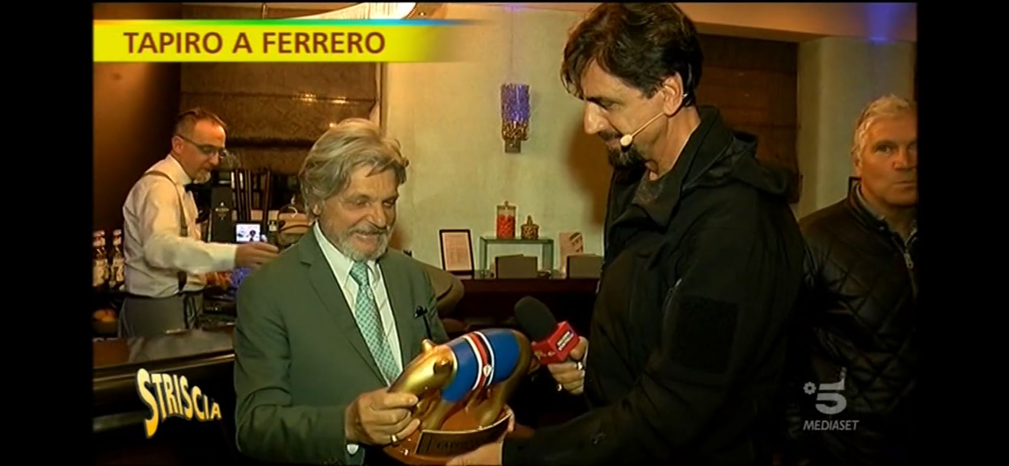 Il Tapiro di Massimo Ferrero indossava la maglia della Samp - Striscia ...