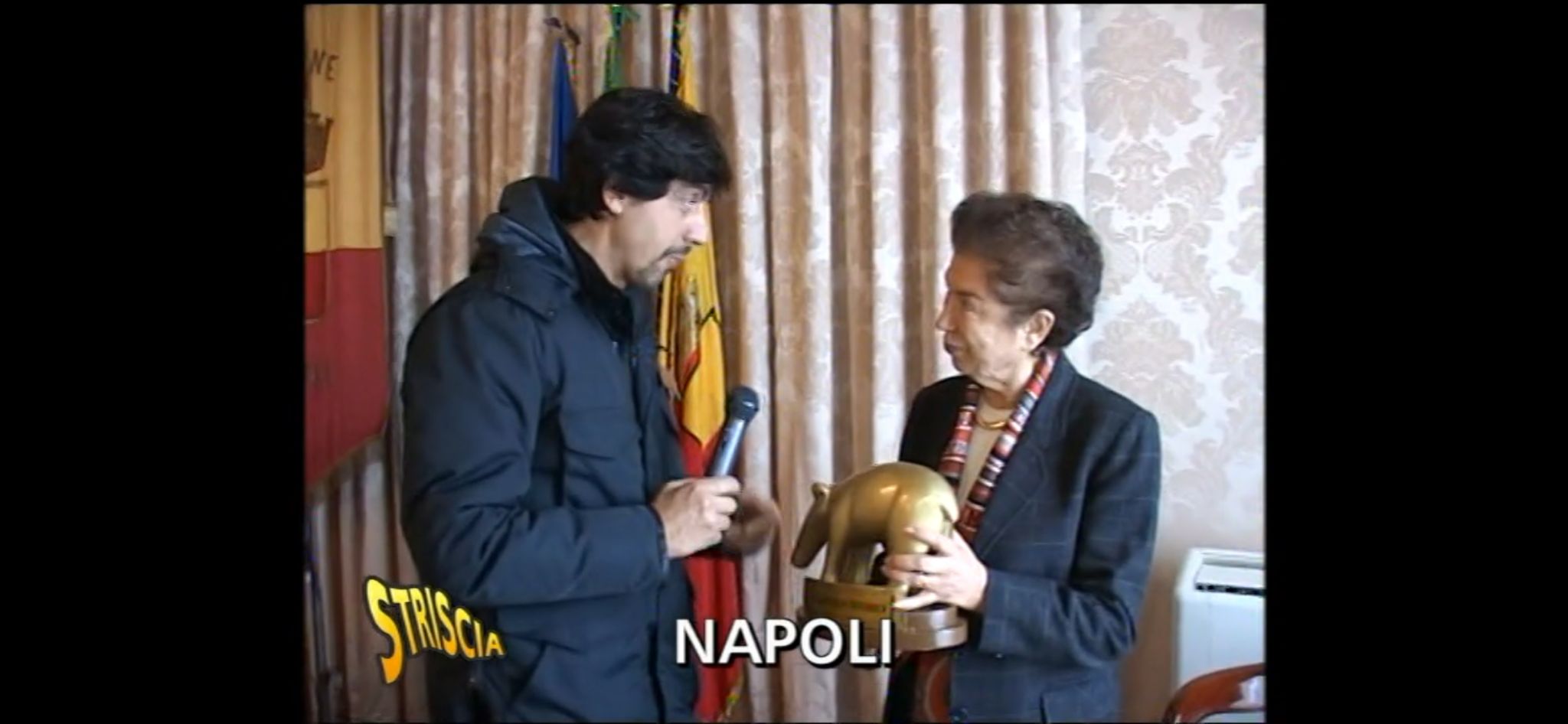 Un Tapiro tra i rifiuti per Rosa Russo Iervolino - Striscia la notizia