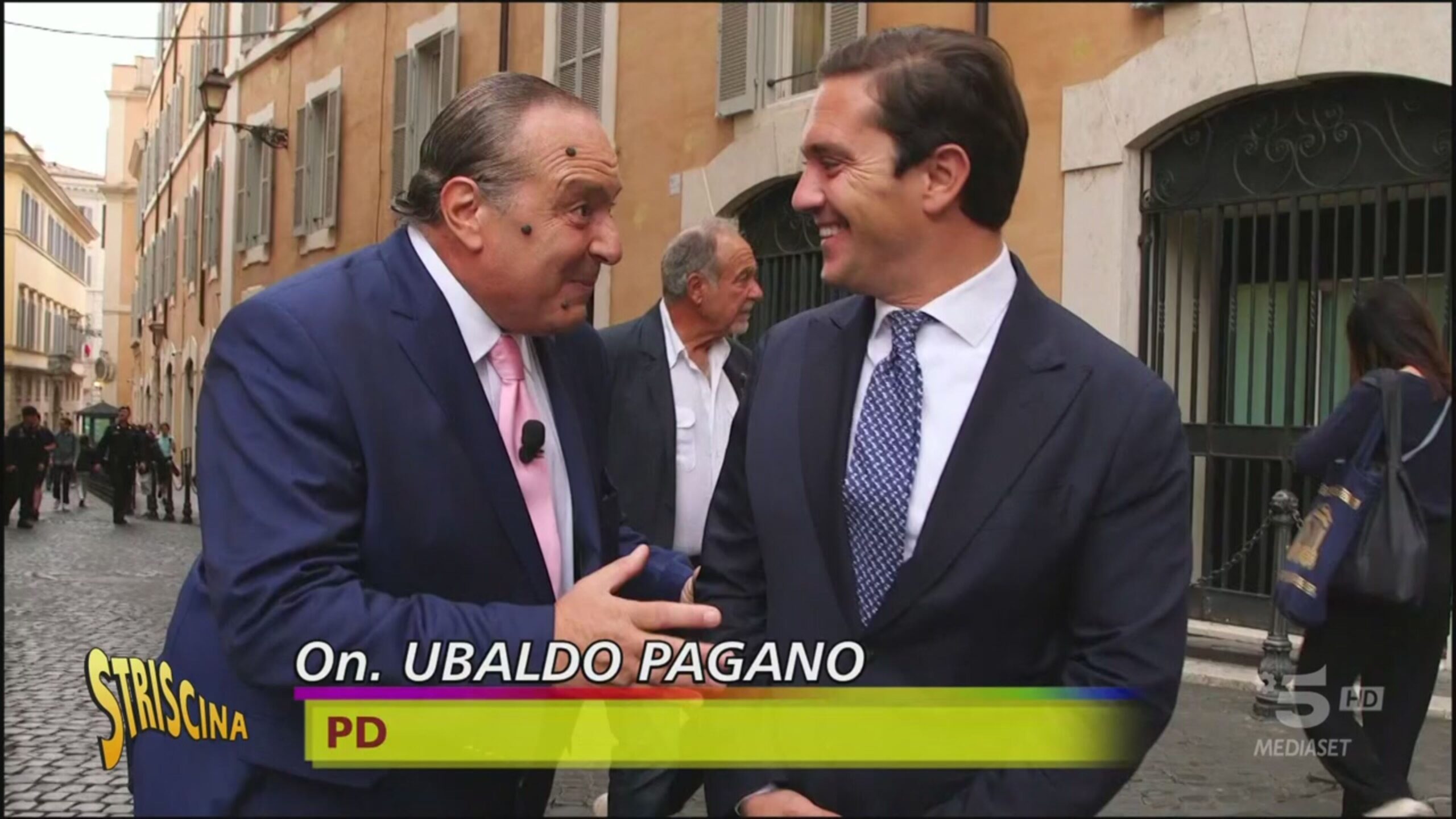 Il Vespone punge Meloni: “Nera? È blu estoril!” - Striscia la notizia
