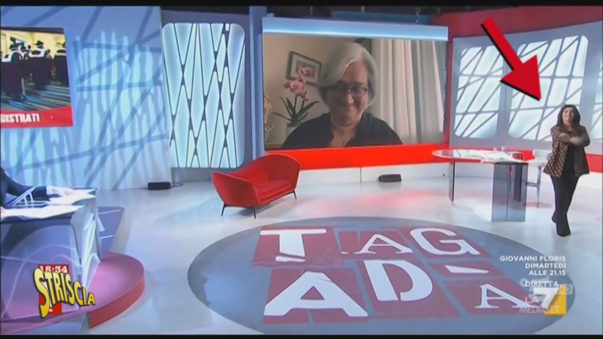 Tiziana Panella e il gesto dell’ombrello: con chi ce l’ha? - Striscia ...