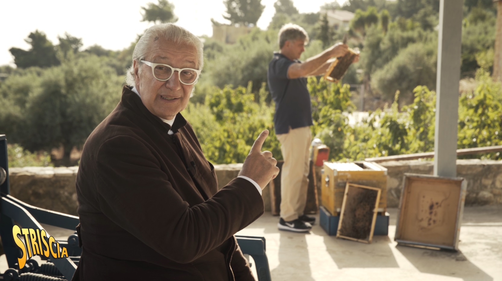 Davide Rampello e l’ape nera sicula, stasera a Striscia - Striscia la ...