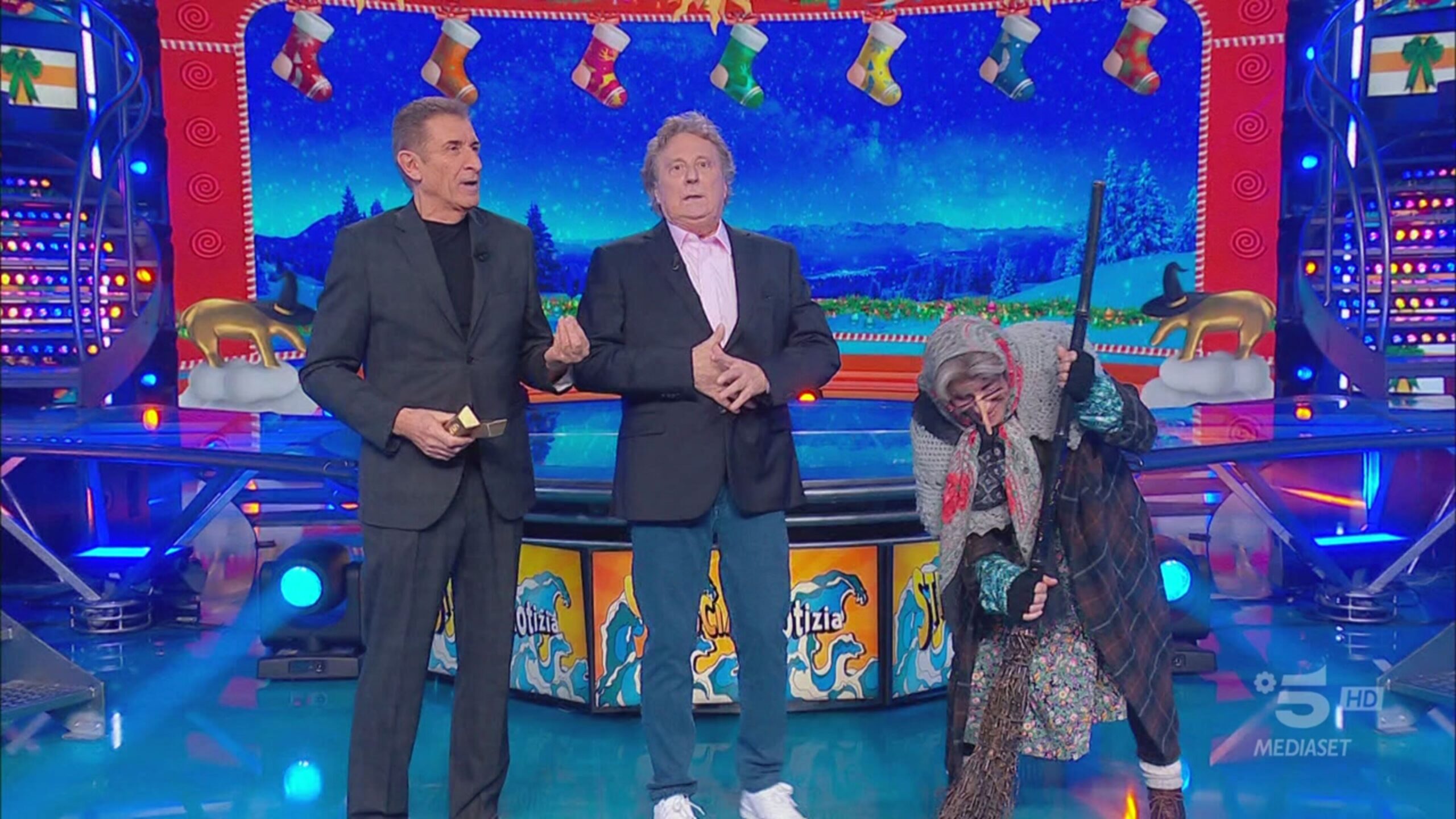 La Befana a casa di Enzino - Striscia la notizia