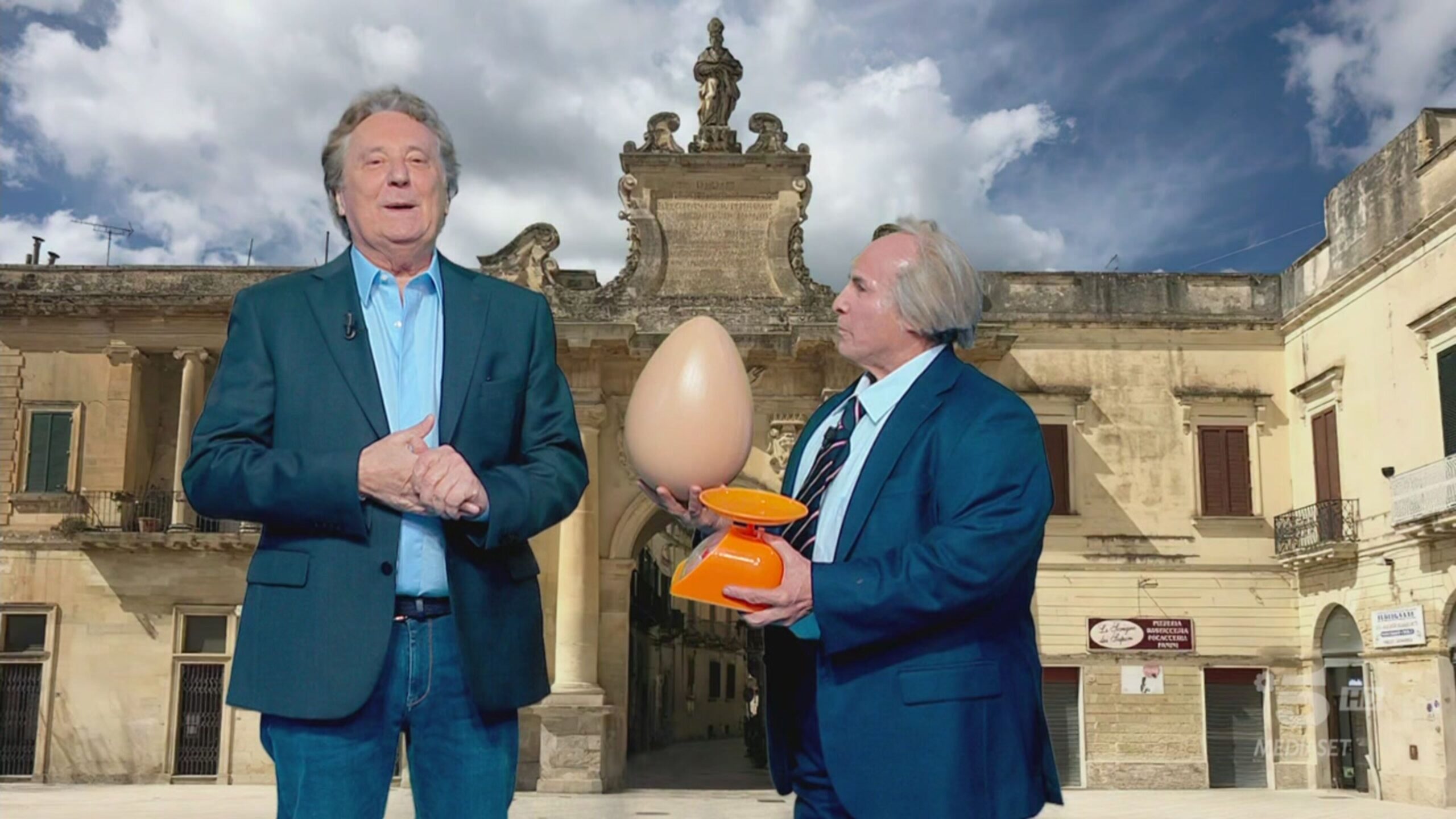 Lecce, Enzino certifica un uovo da record - Striscia la notizia