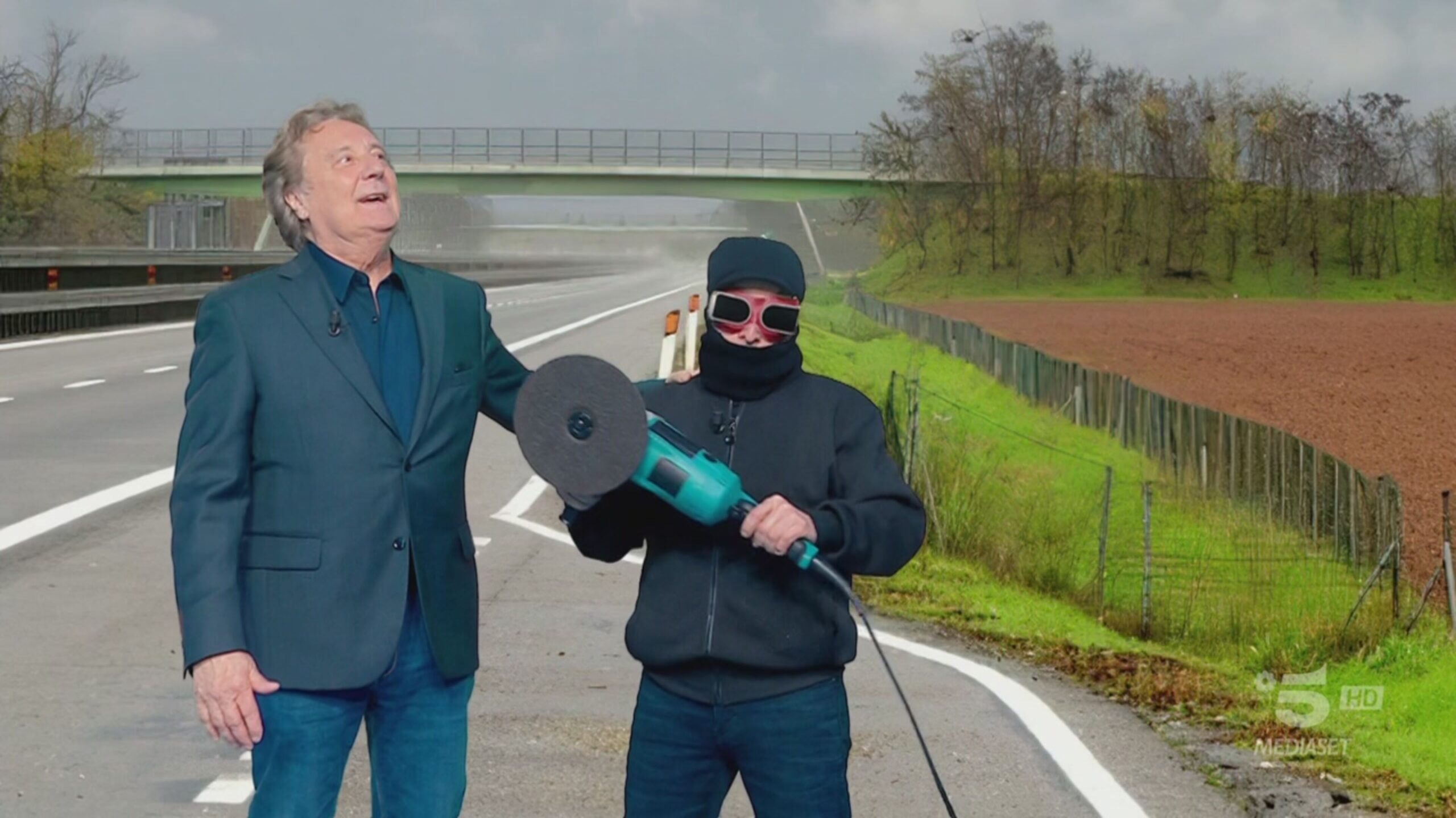 Fleximan, il distruttore di autovelox - Striscia la notizia