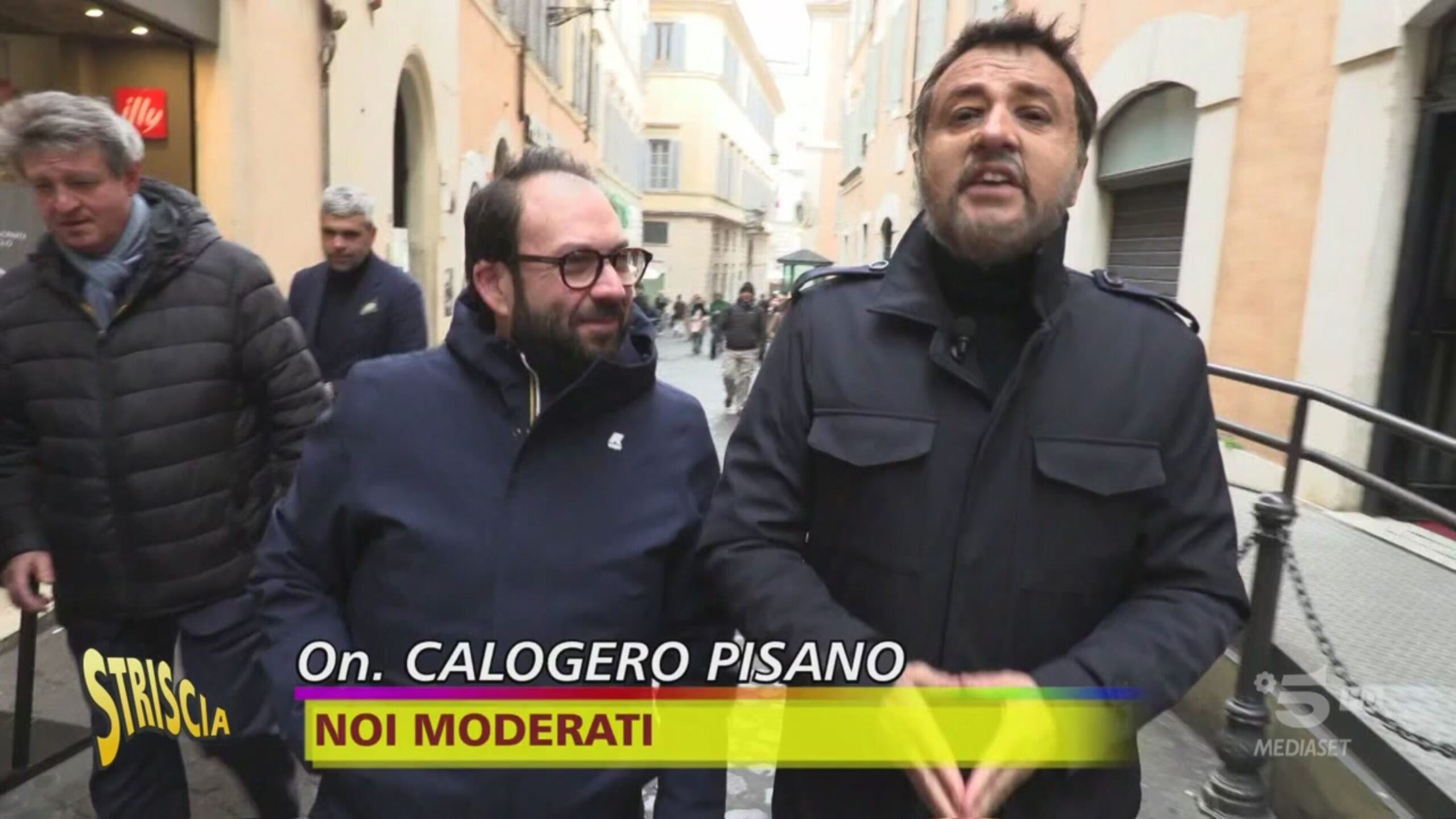 Matteo Salvini salvato dall’immaginetta di Putin - Striscia la notizia