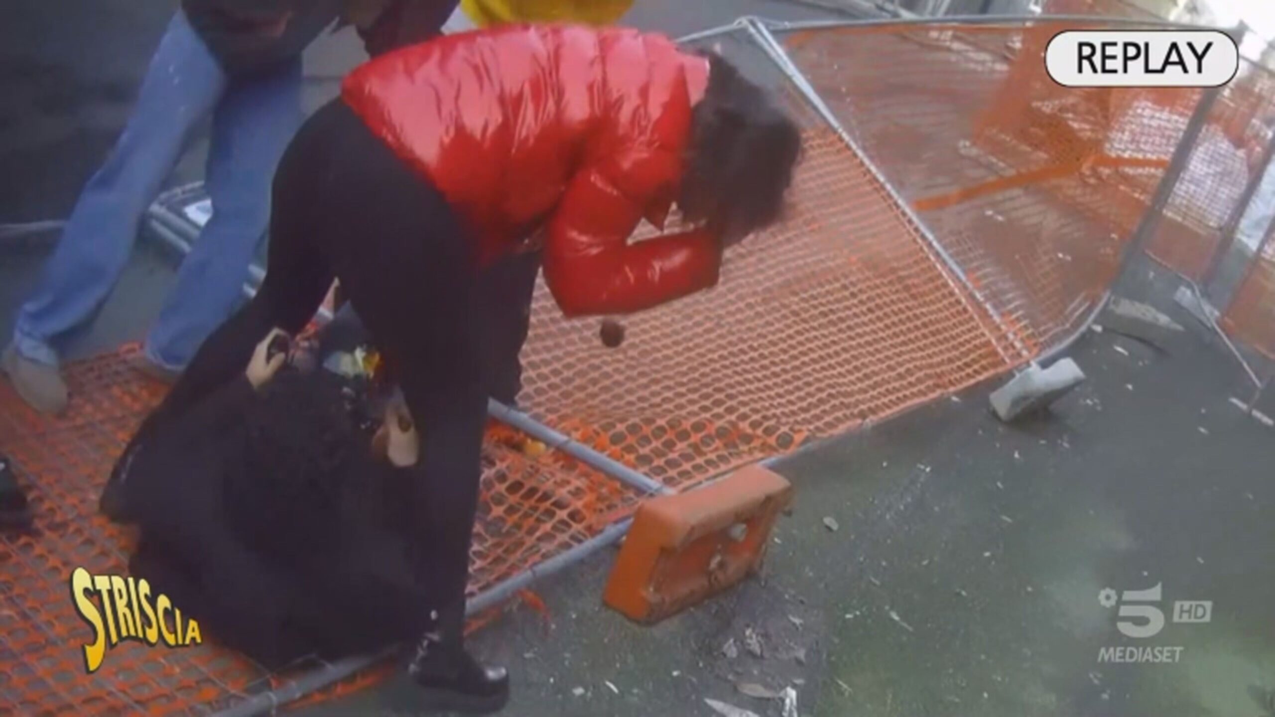 Rajae Bezzaz, le aggressioni a telecamere accese - Striscia la notizia