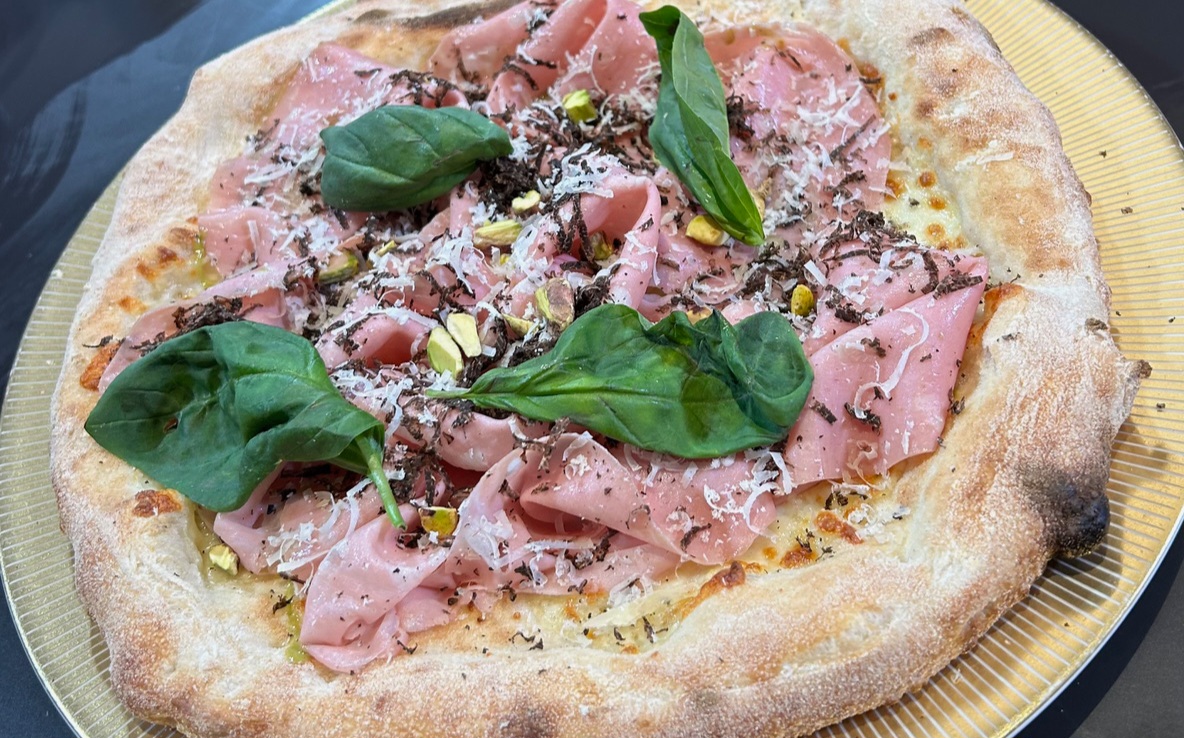 La “Pizza Bologna” di Irina Steccanella - Striscia la notizia