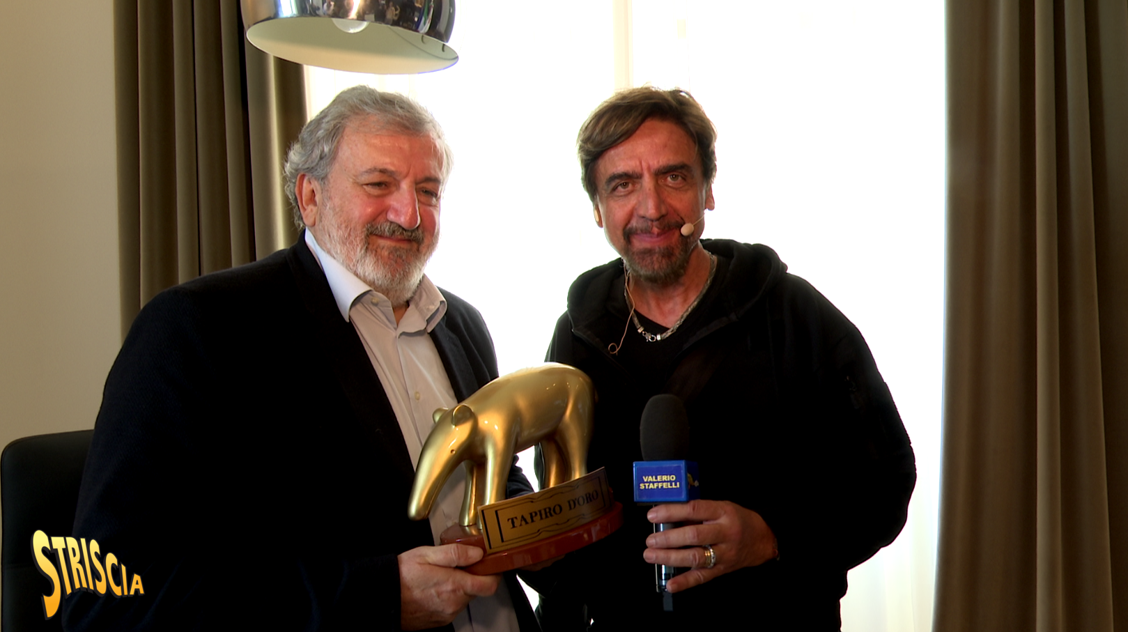 Stasera a Striscia, incontro tra Decaro e la sorella del boss. Tapiro d ...