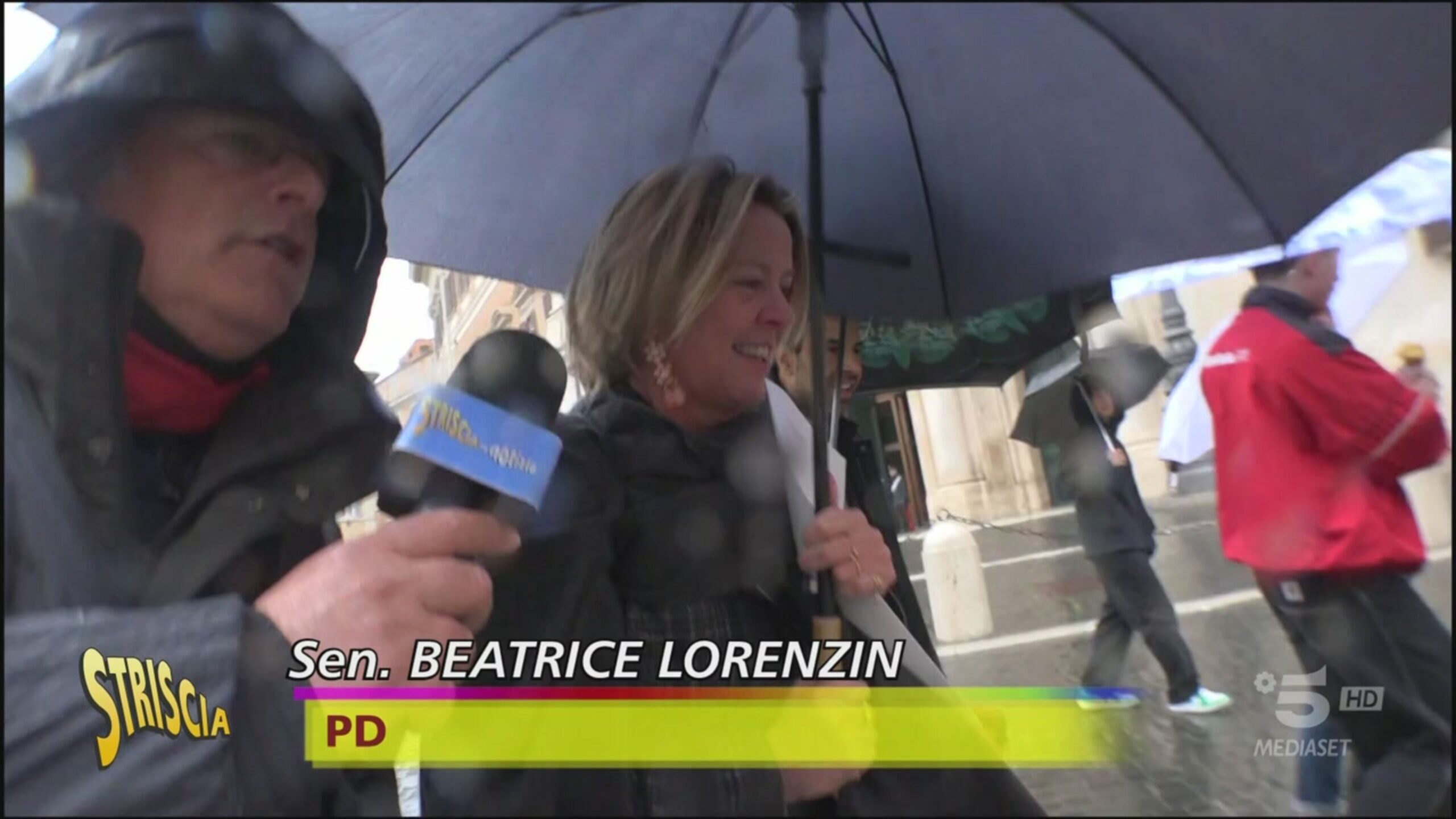 Foto compromettenti, Enrico Lucci le ha tutte - Striscia la notizia