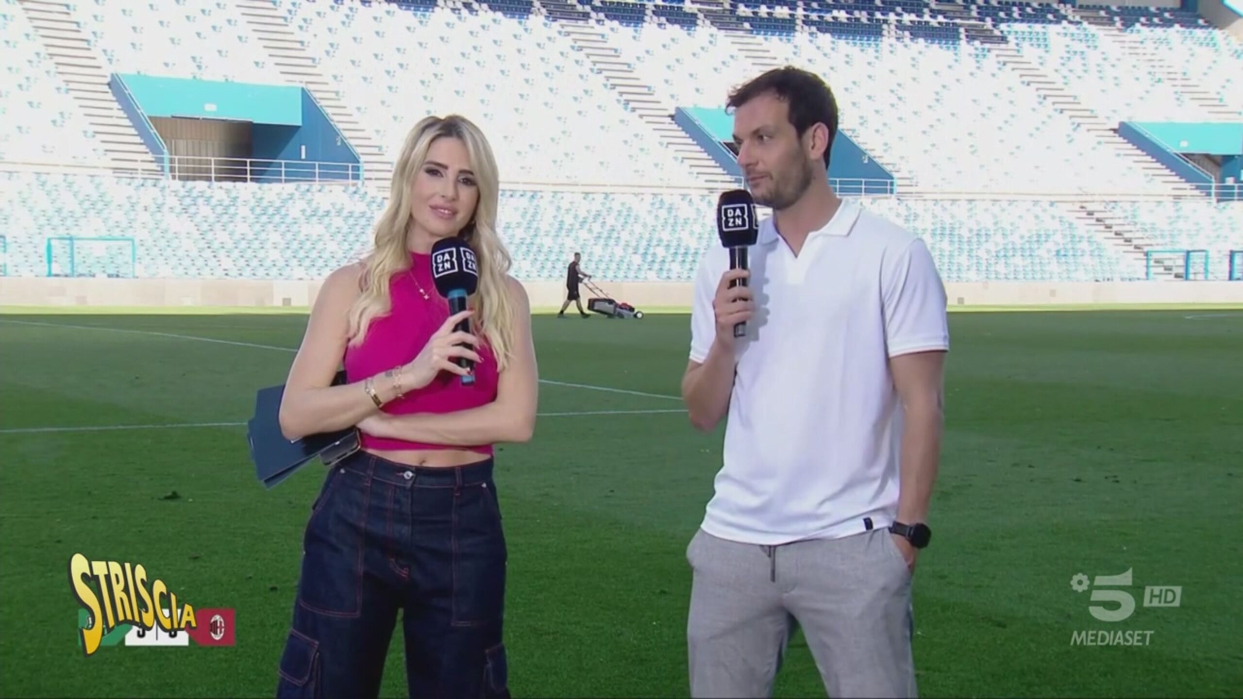 Militello tra striscioni ed eurodeputati tifosissimi - Striscia la notizia