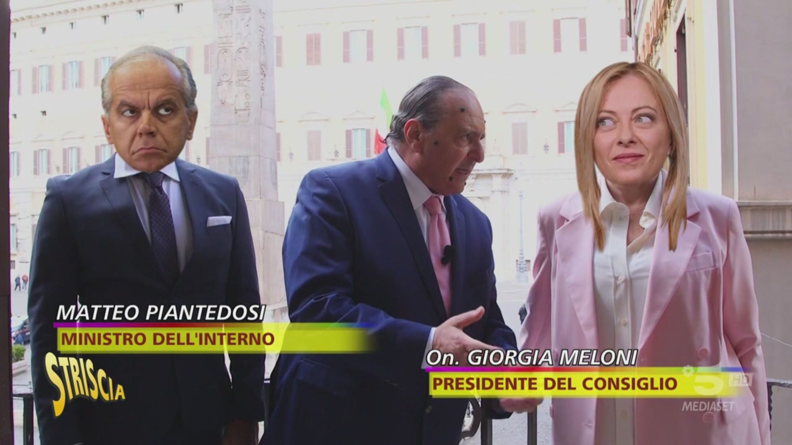 Par condicio, per il Vespone solo manganellate - Striscia la notizia