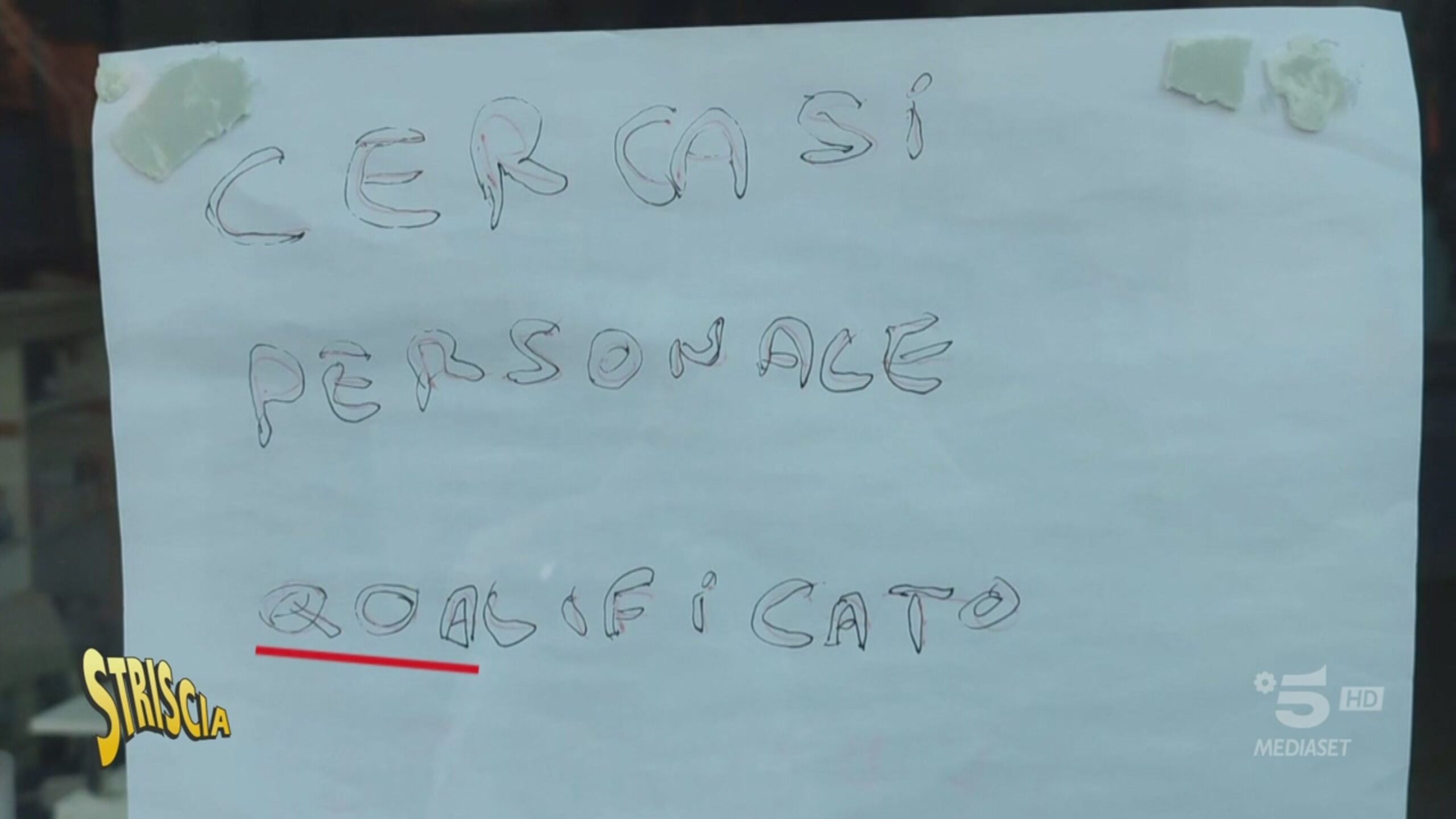A Striscia il cartellone «cercasi personale qoalificato» - Striscia la ...