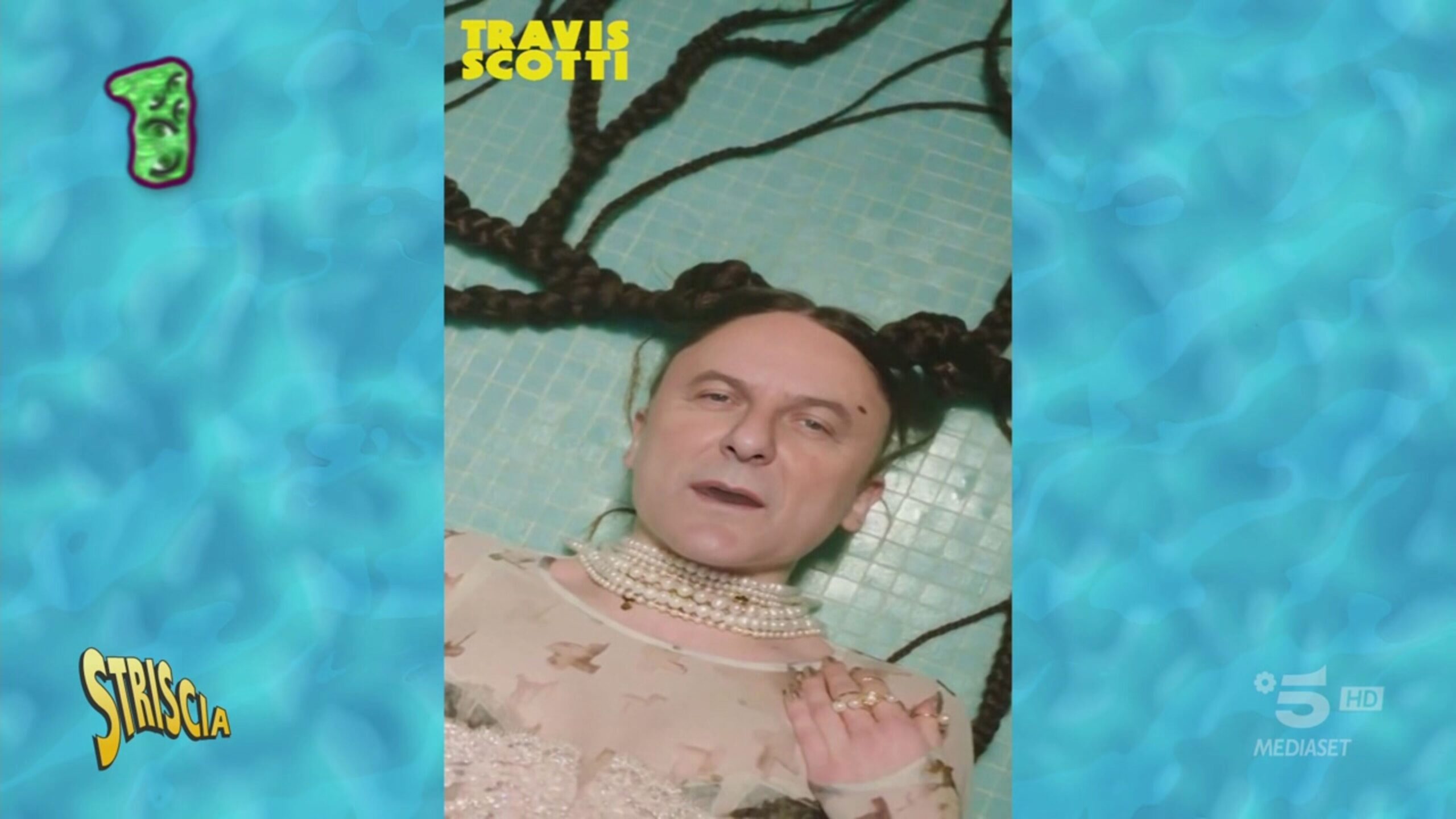 Nuovi mostri, Gerry Scotti nei panni di Angelina Mango - Striscia la ...