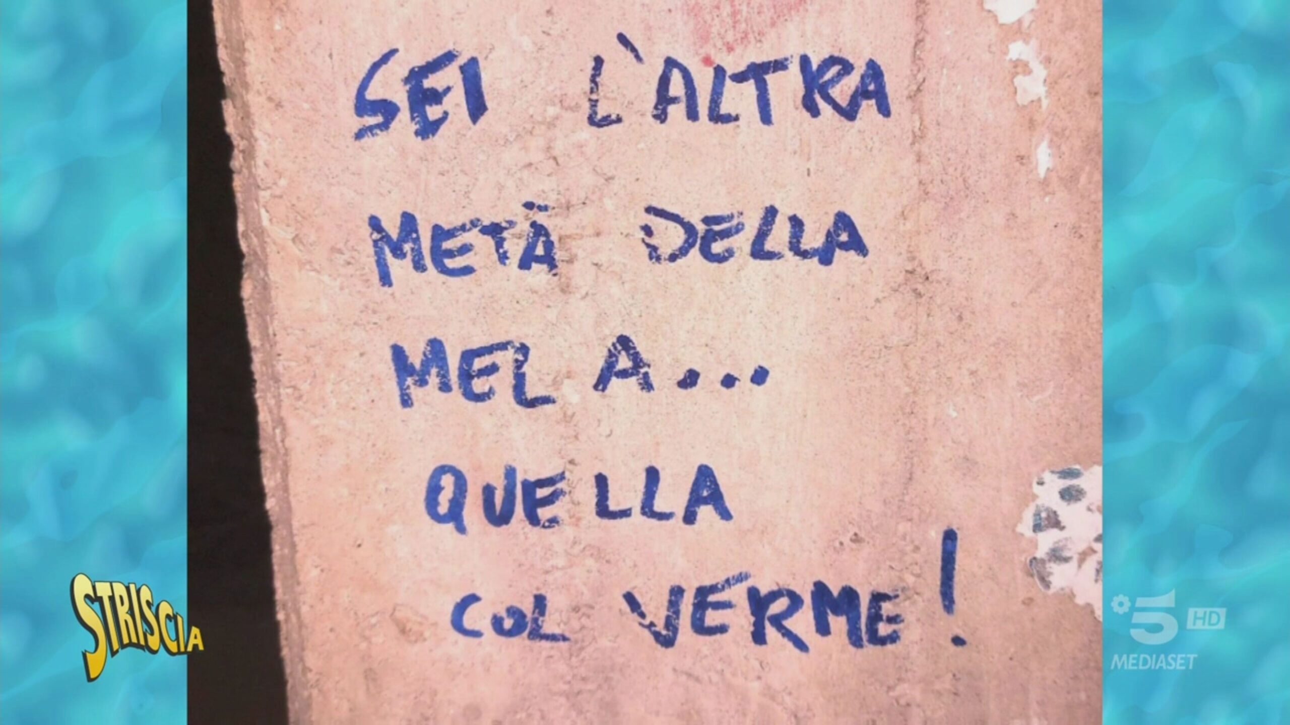 Striscia il cartellone, «sei l’altra metà della mela… quella col verme ...