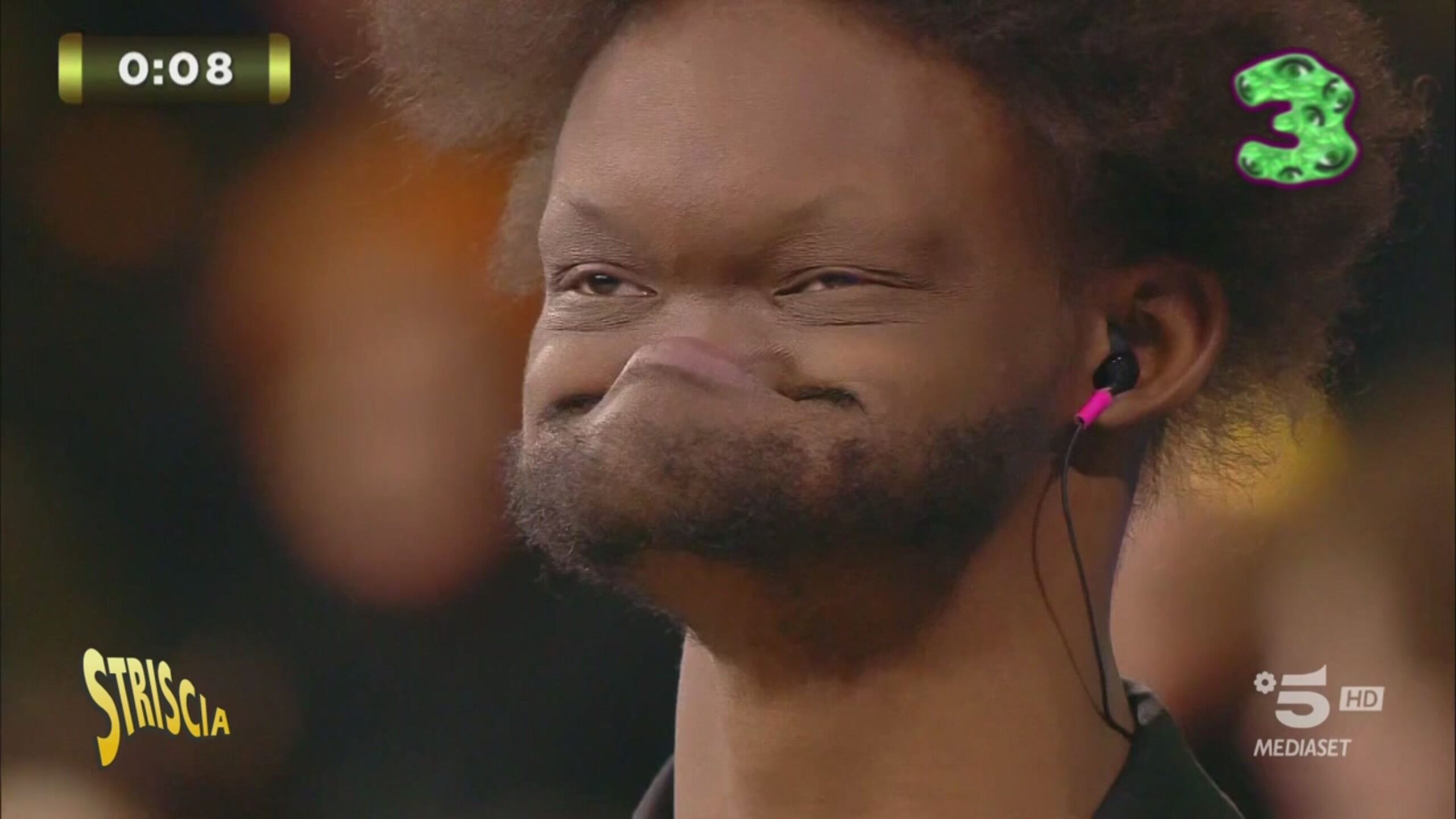 Nuovi record: l’uomo che si copre il naso con la bocca per 1 minuto ...