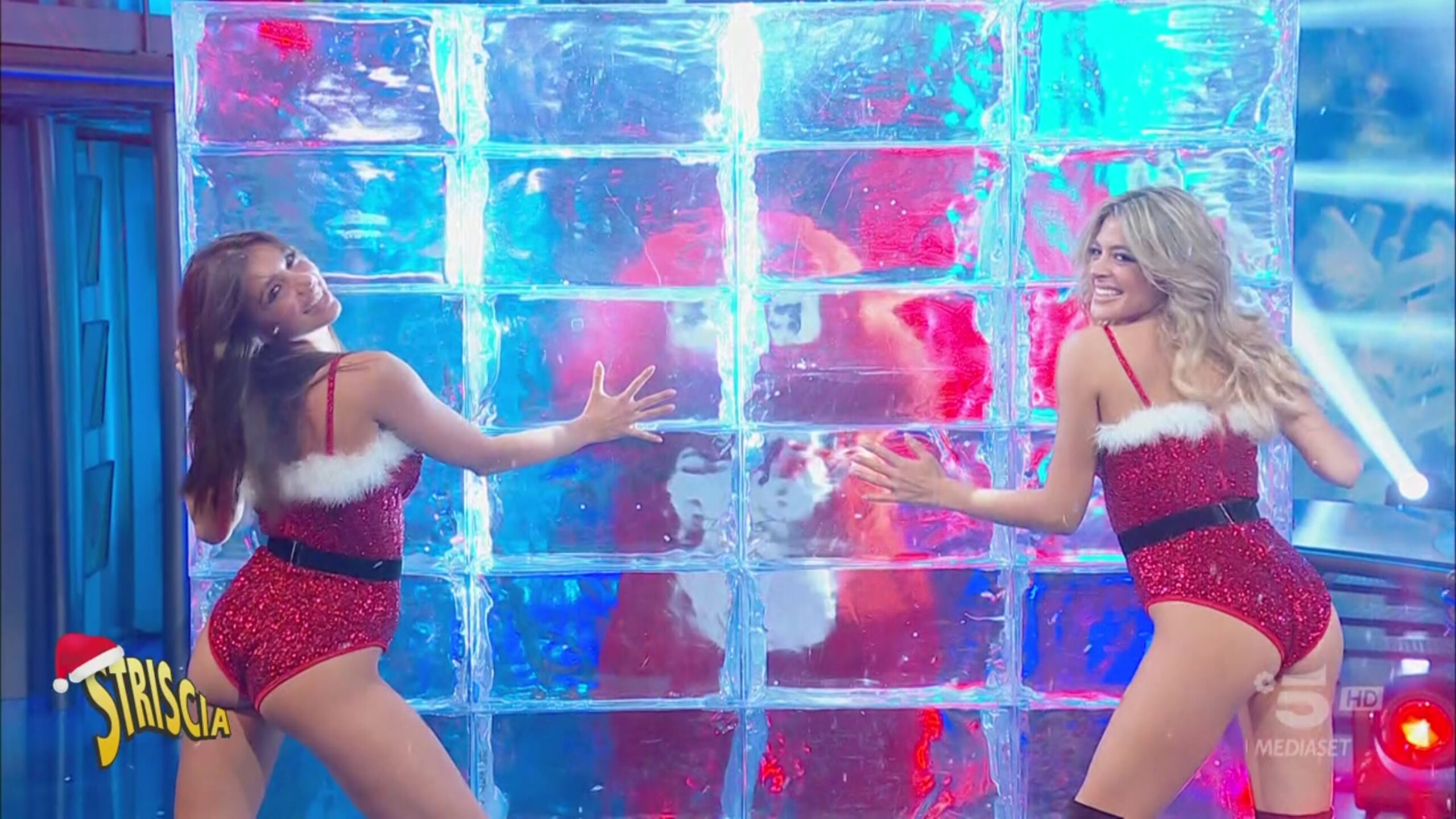 Buone feste con le Veline: arriva lo stacchetto di Natale - Striscia la ...