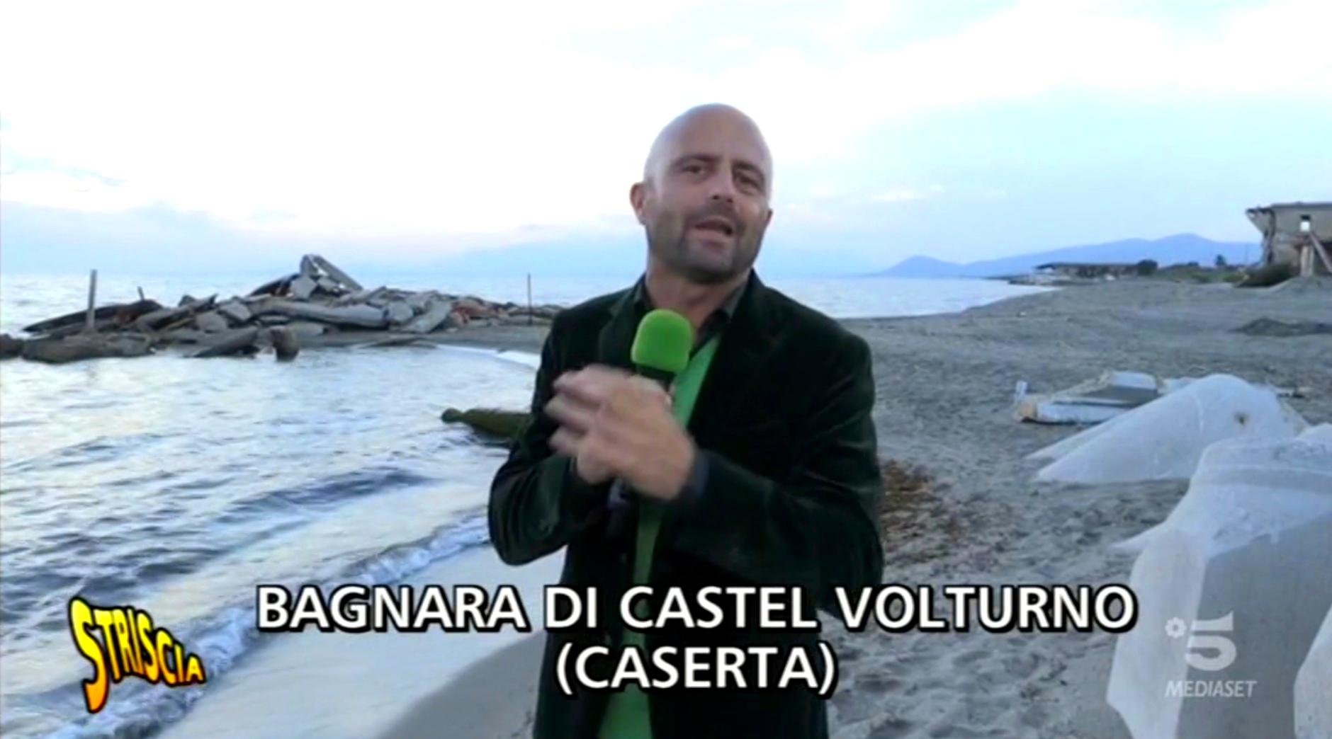 Castel Volturno, sequestrate 43 case abusive sul mare: le inchieste di Luca Abete per Striscia ...