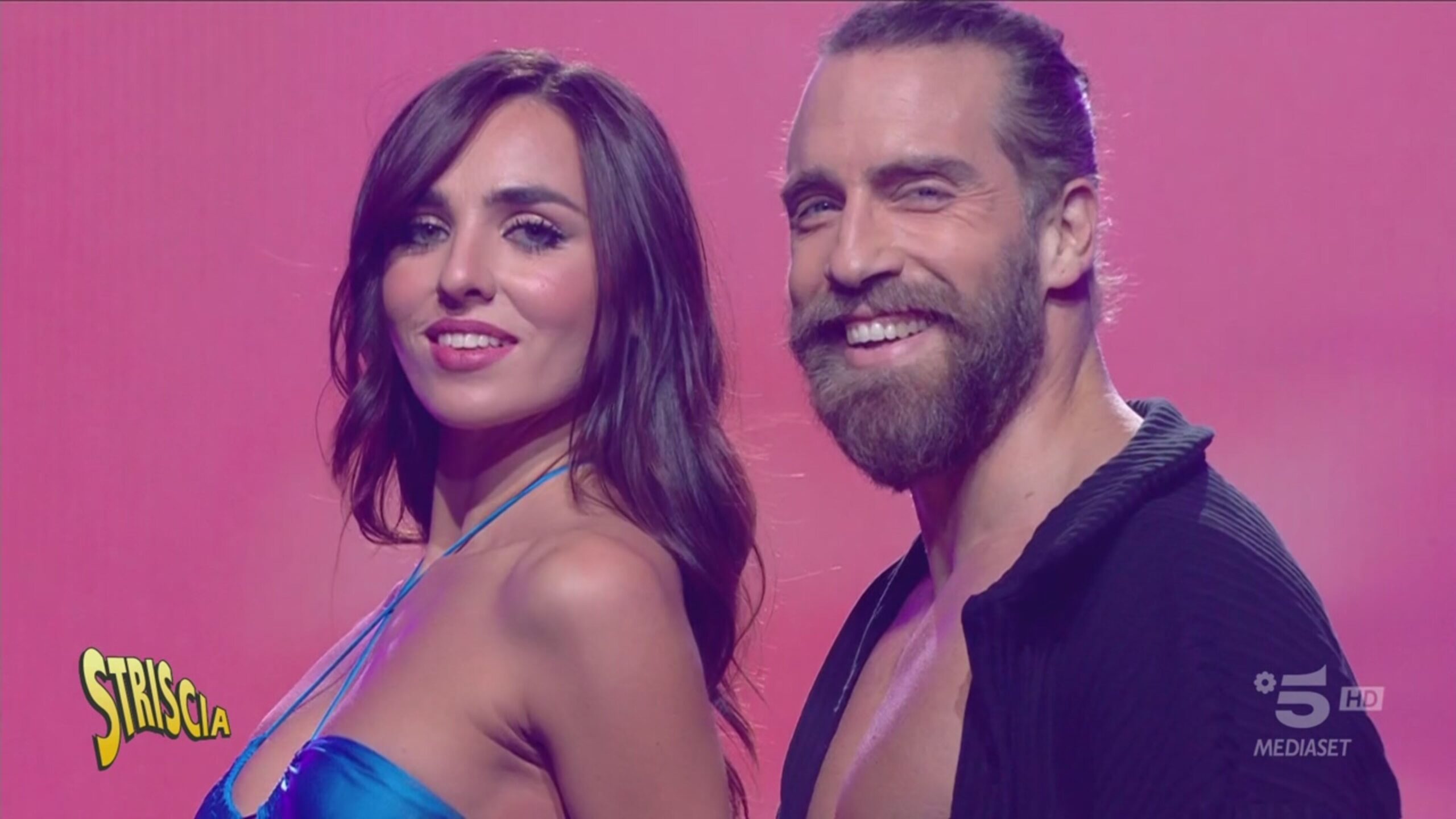 Lo stacchetto sulle note di Ahi - Striscia la notizia