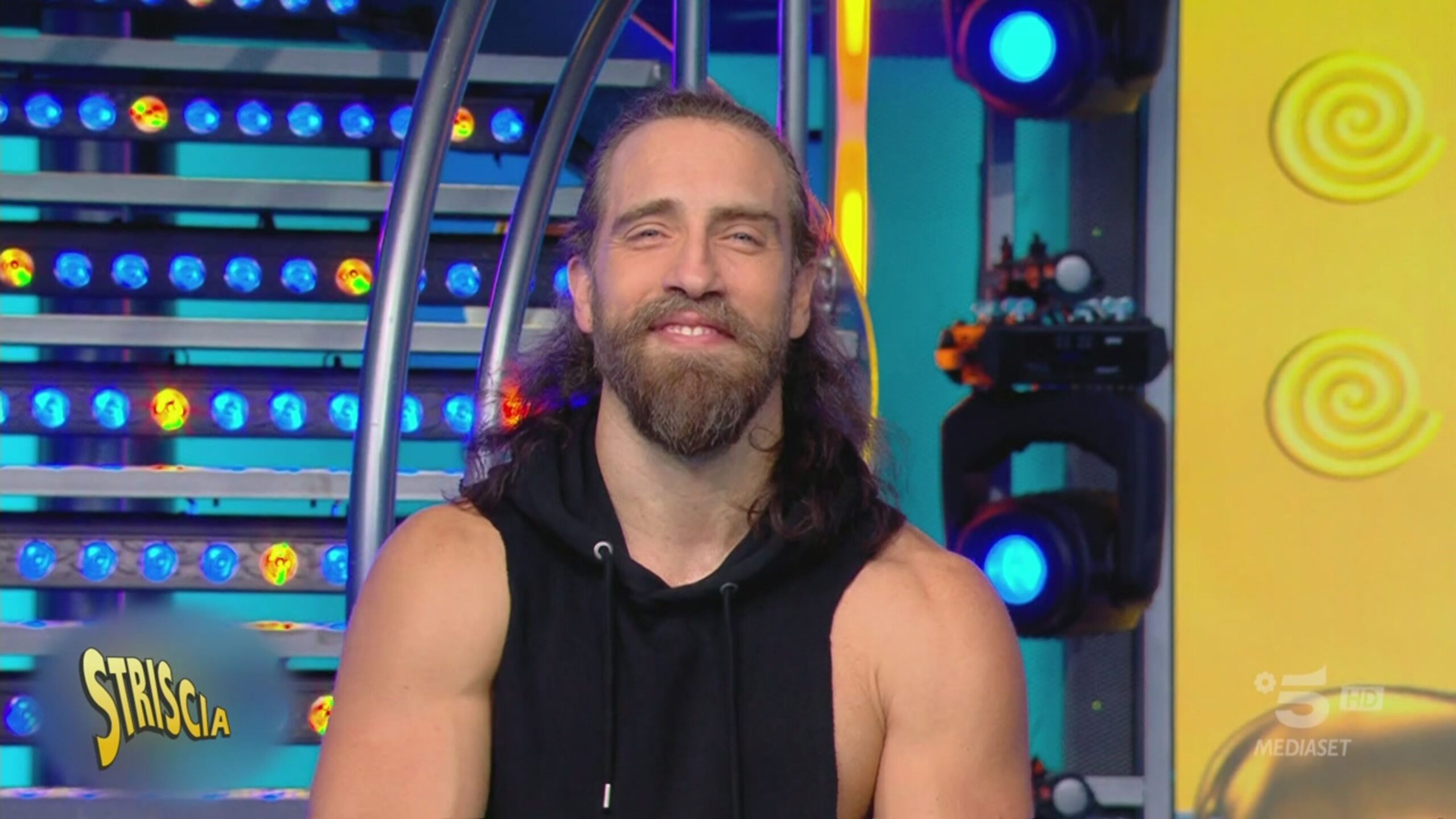 Il Velino di Striscia e la strana somiglianza con Enrico Beruschi ...