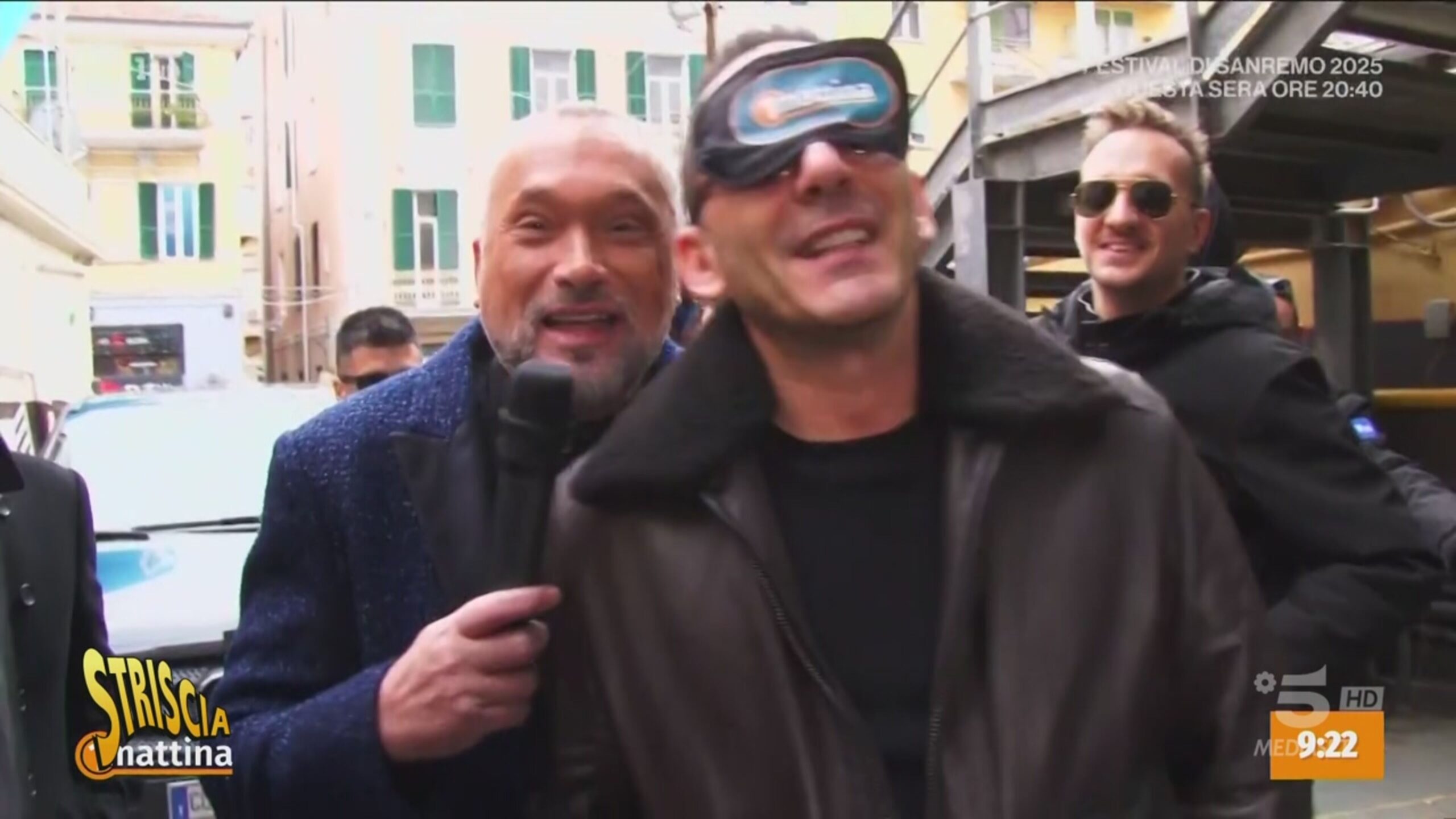 Kekko dei Modà è caduto giocando a mosca cieca? - Striscia la notizia